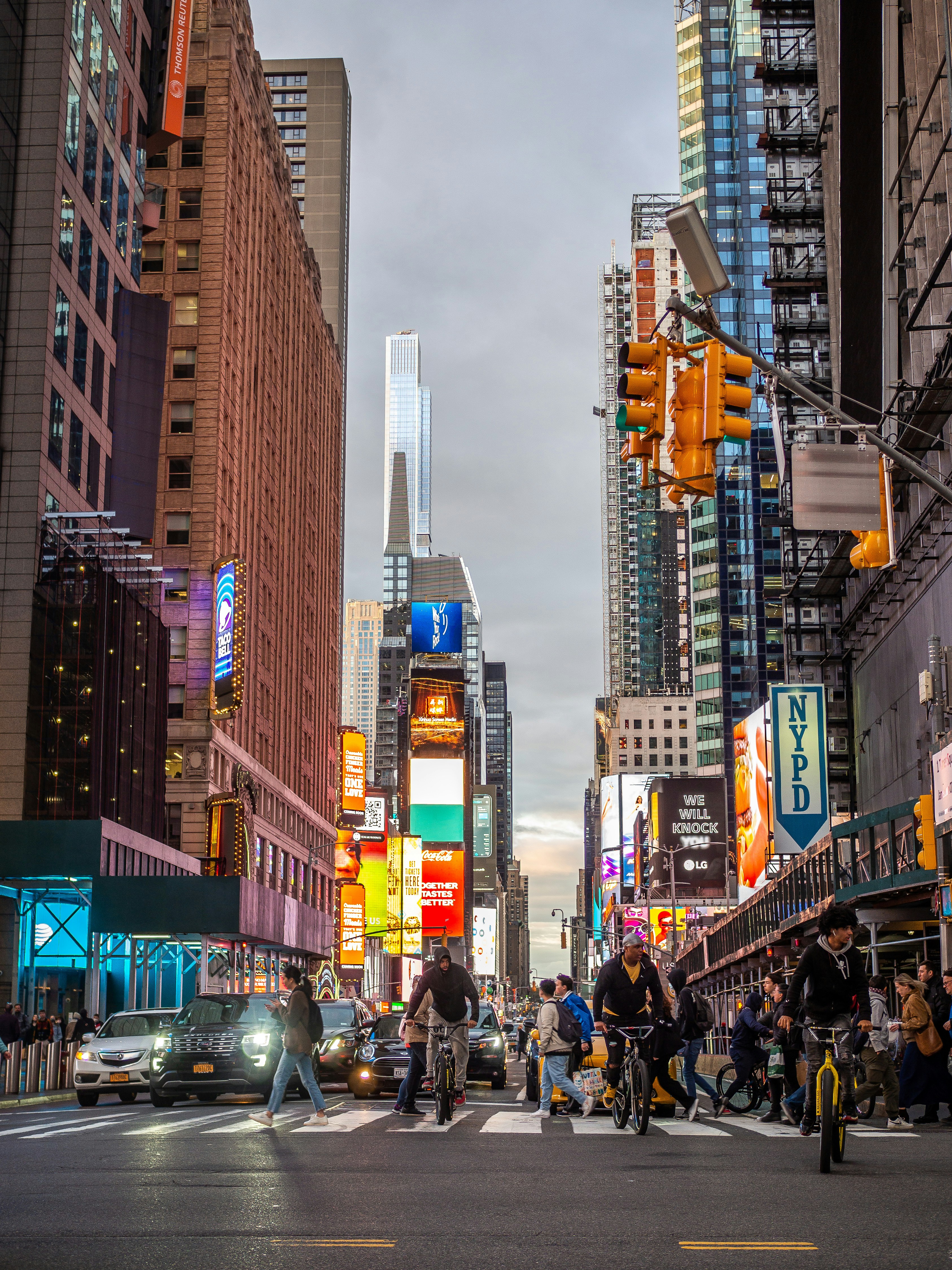 A busy city street photo – Free Nyc Image on Unsplash