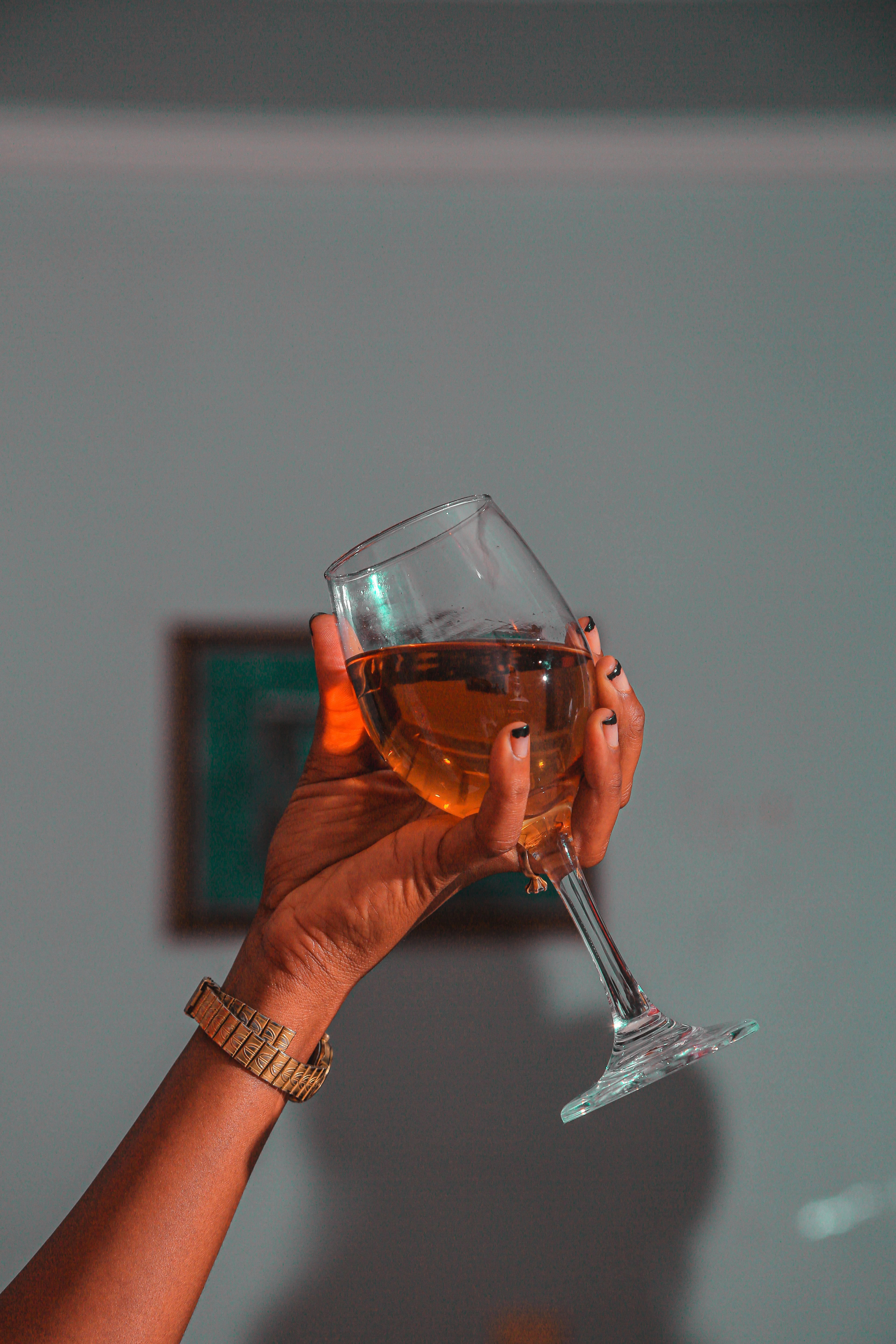 A hand holding a glass of wine photo – Free Human Image on Unsplash