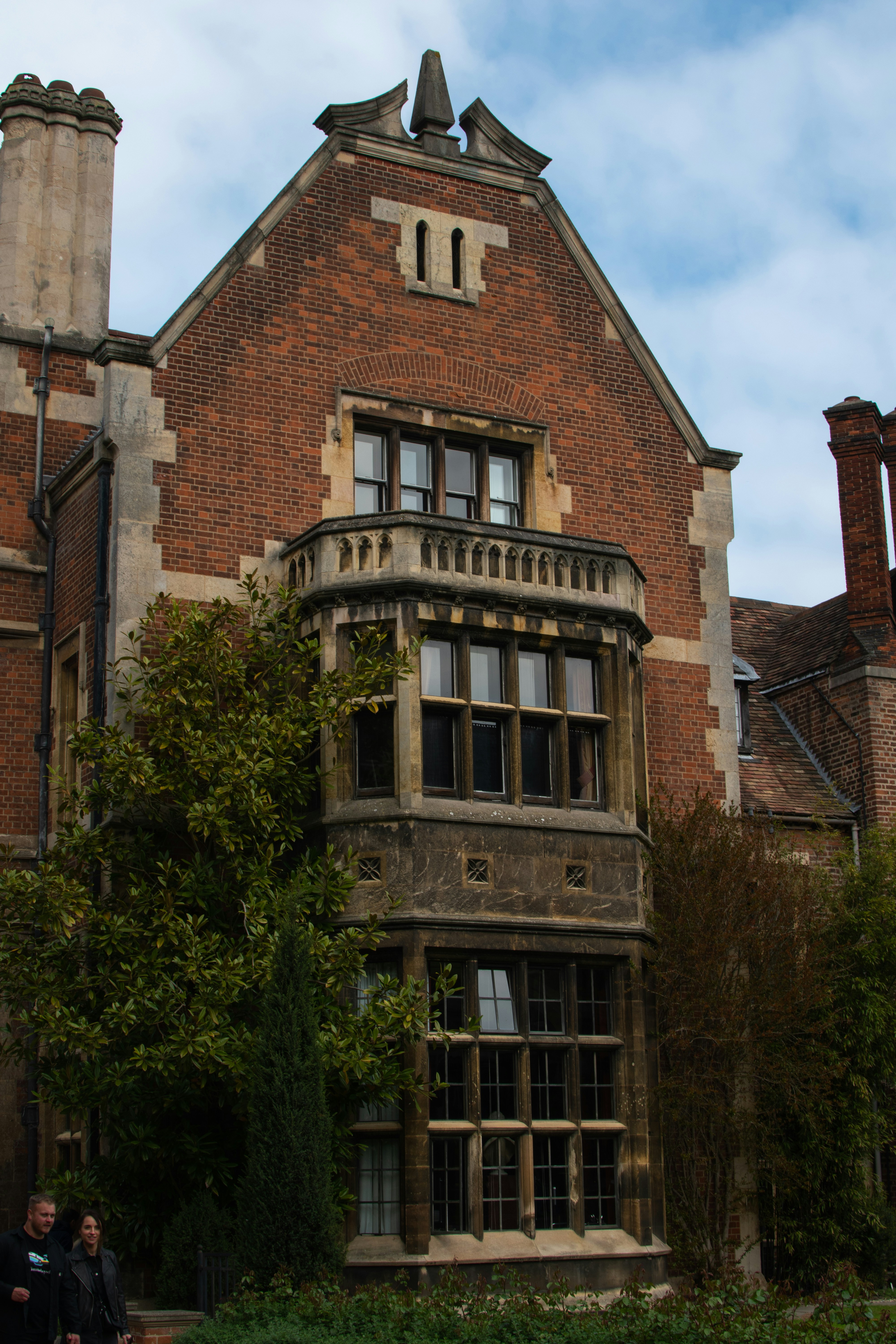 Un bâtiment en brique avec un grand balcon photo – Image gratuite de ...