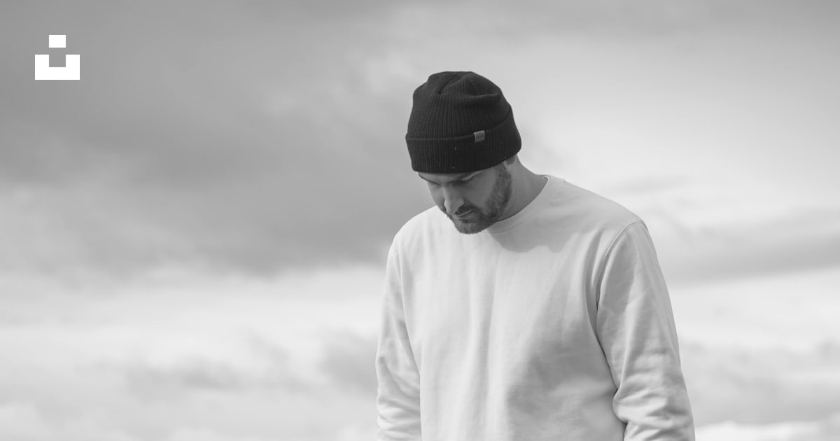 Foto Un Hombre Parado En Un Muelle Imagen Gris Gratis En Unsplash