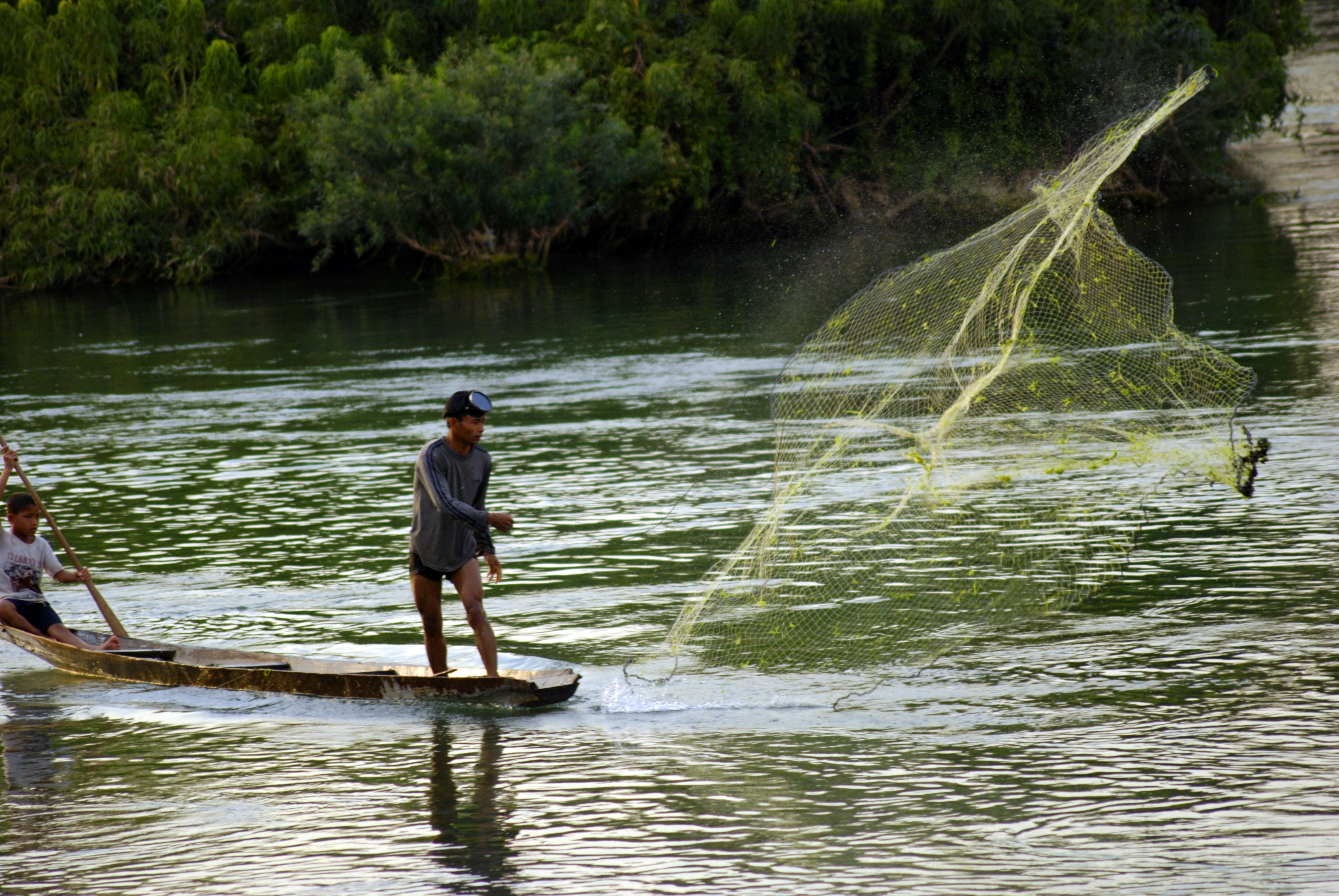 Foto Una persona pescando en un lago – Imagen Agua gratis en Unsplash
