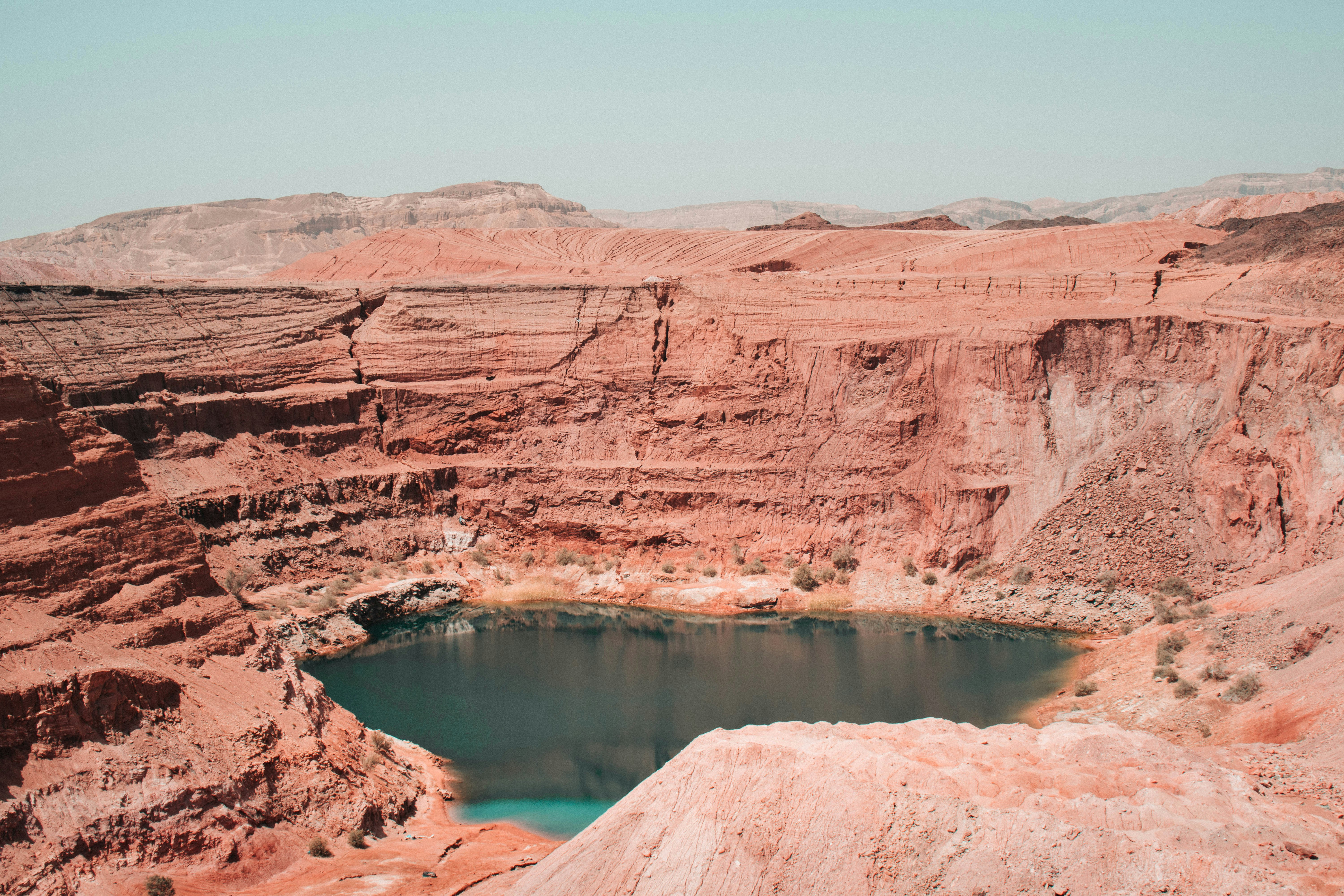 Un lac dans un canyon photo – Photo La nature Gratuite sur Unsplash