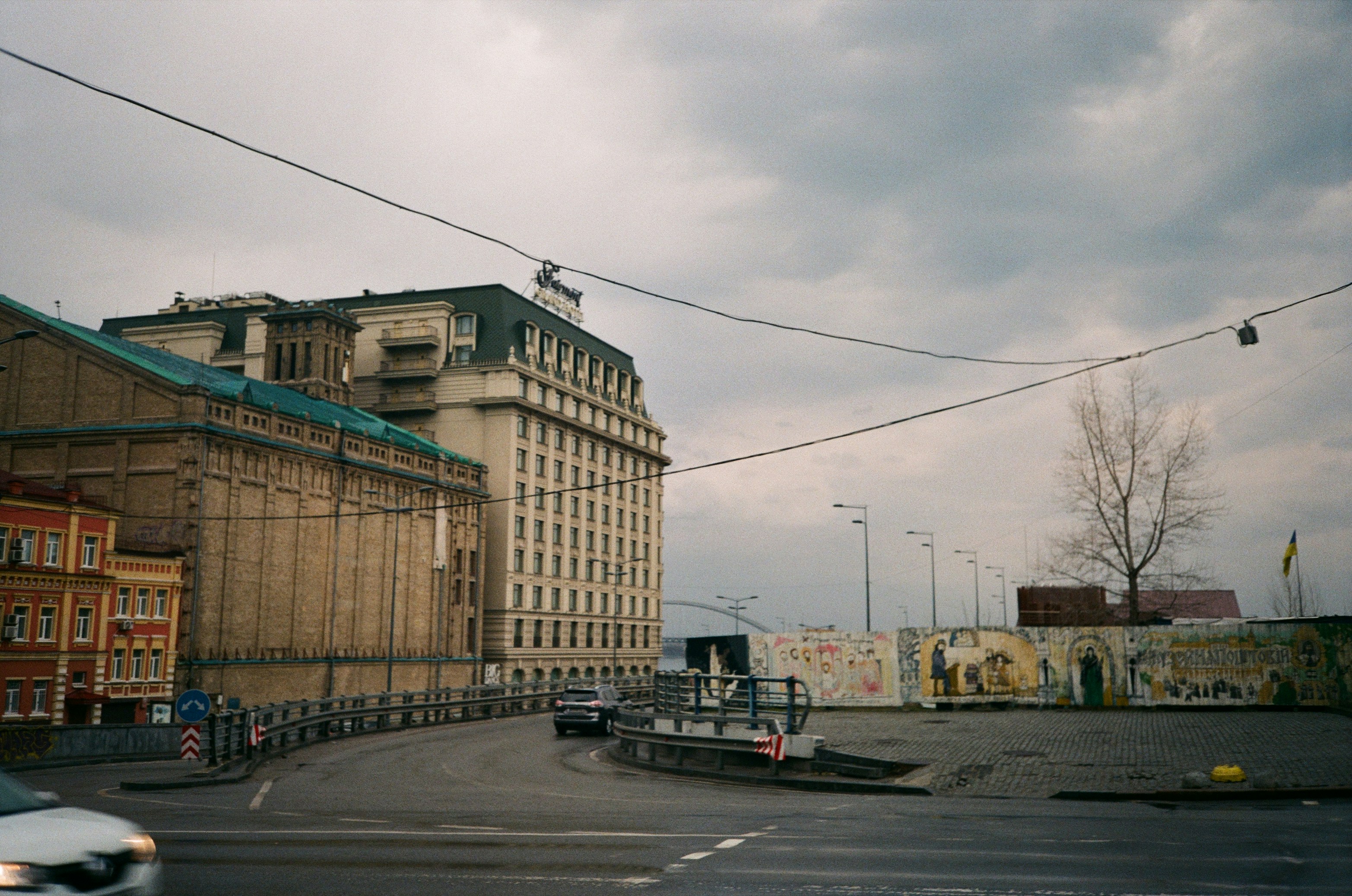 A street with buildings on the side photo – Free Street Image on Unsplash