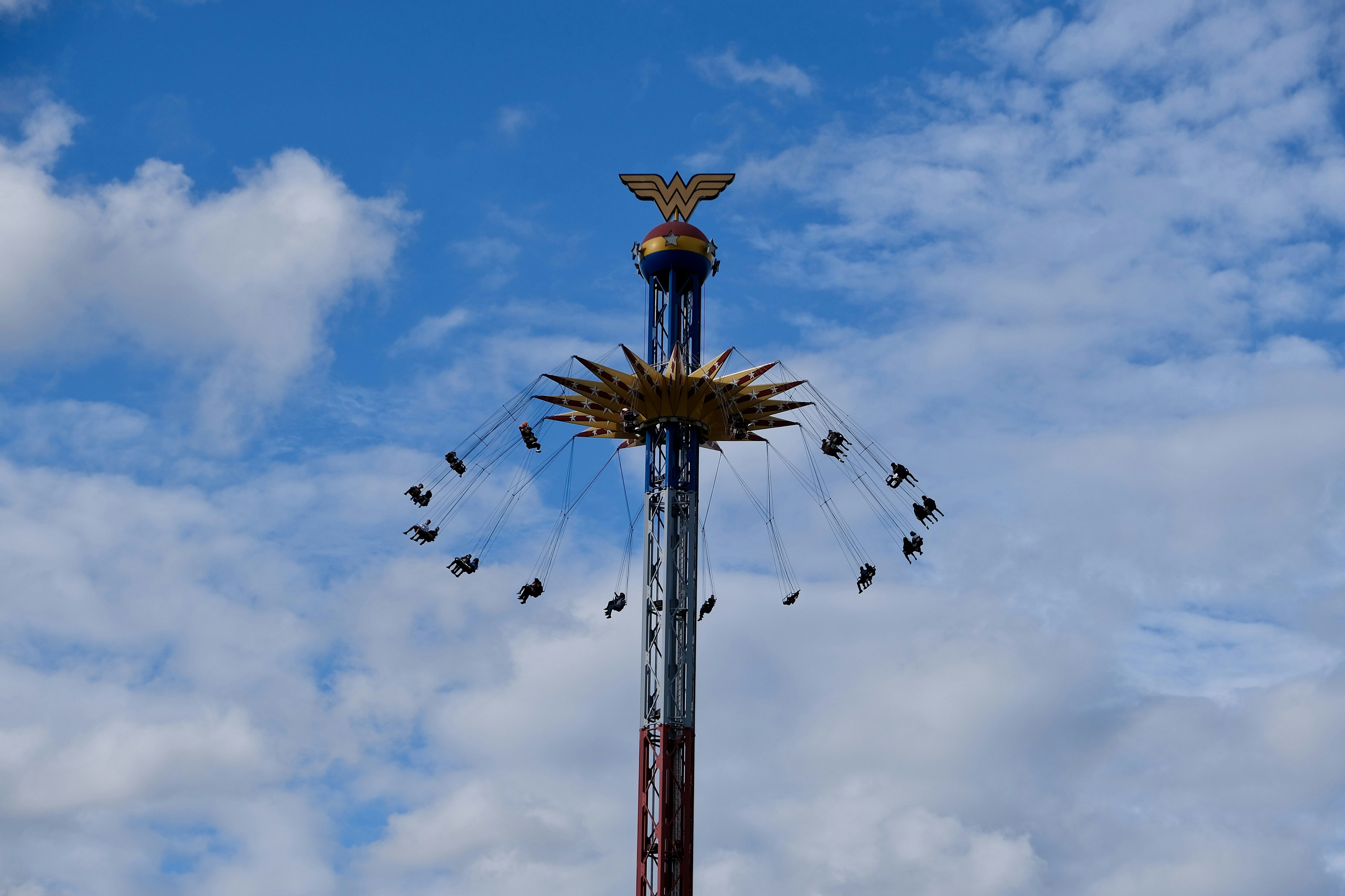 Foto Un grupo de personas volando en el cielo – Imagen Azul gratis en ...