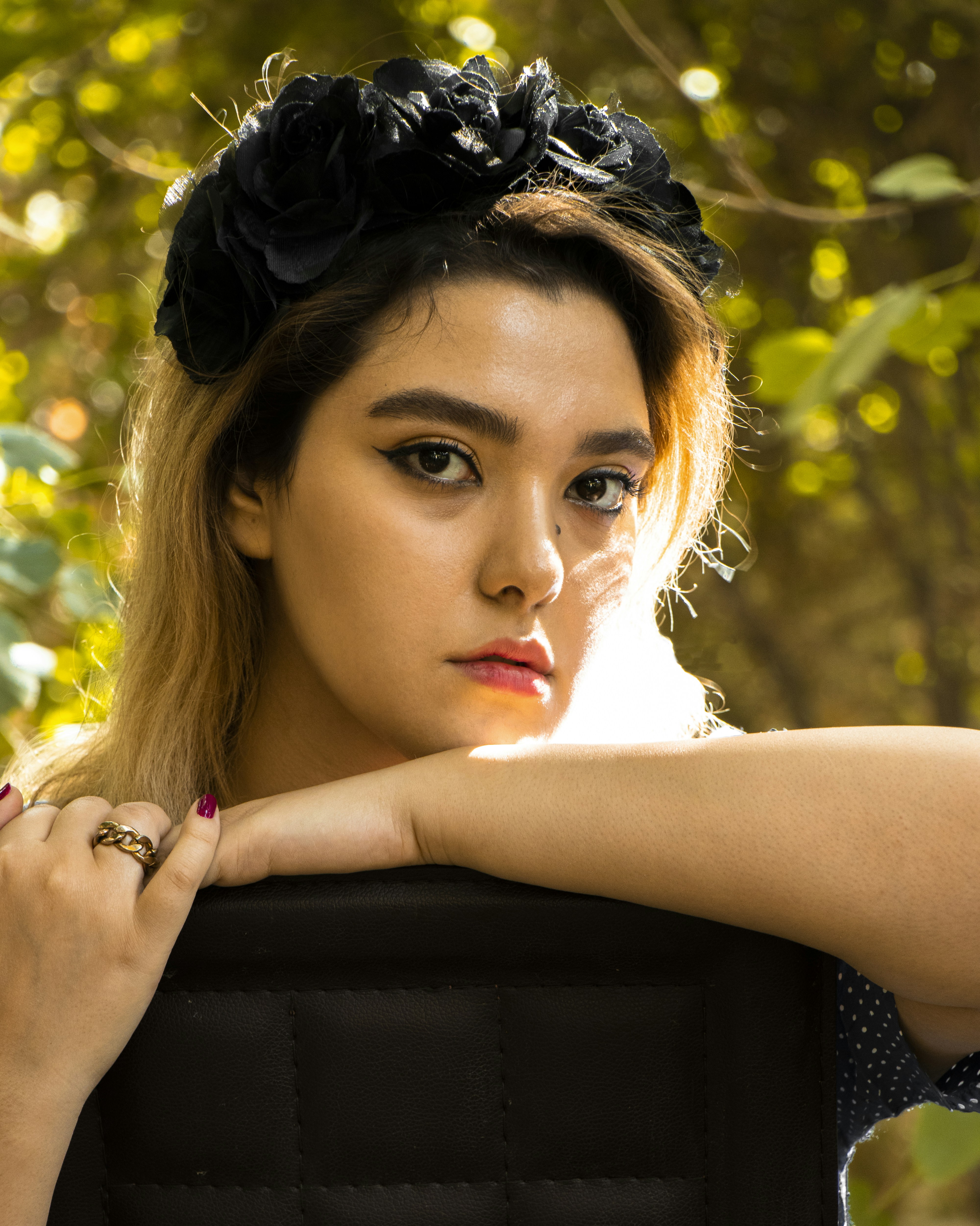 Una mujer con una corona de flores foto – Imagen de Tabriz gratuita en Unsplash