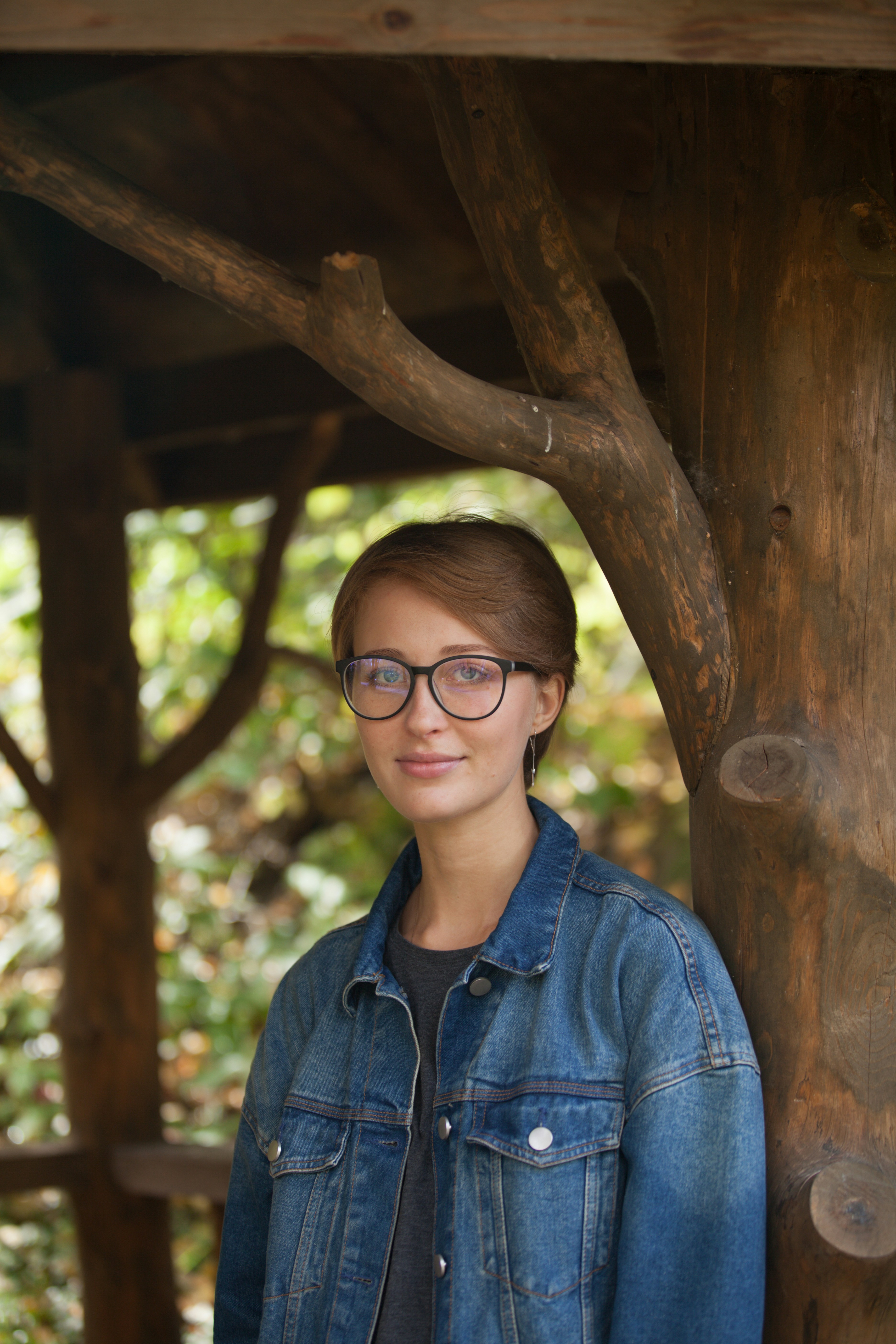 Una persona con gafas foto – Imagen de Portreit gratuita en Unsplash