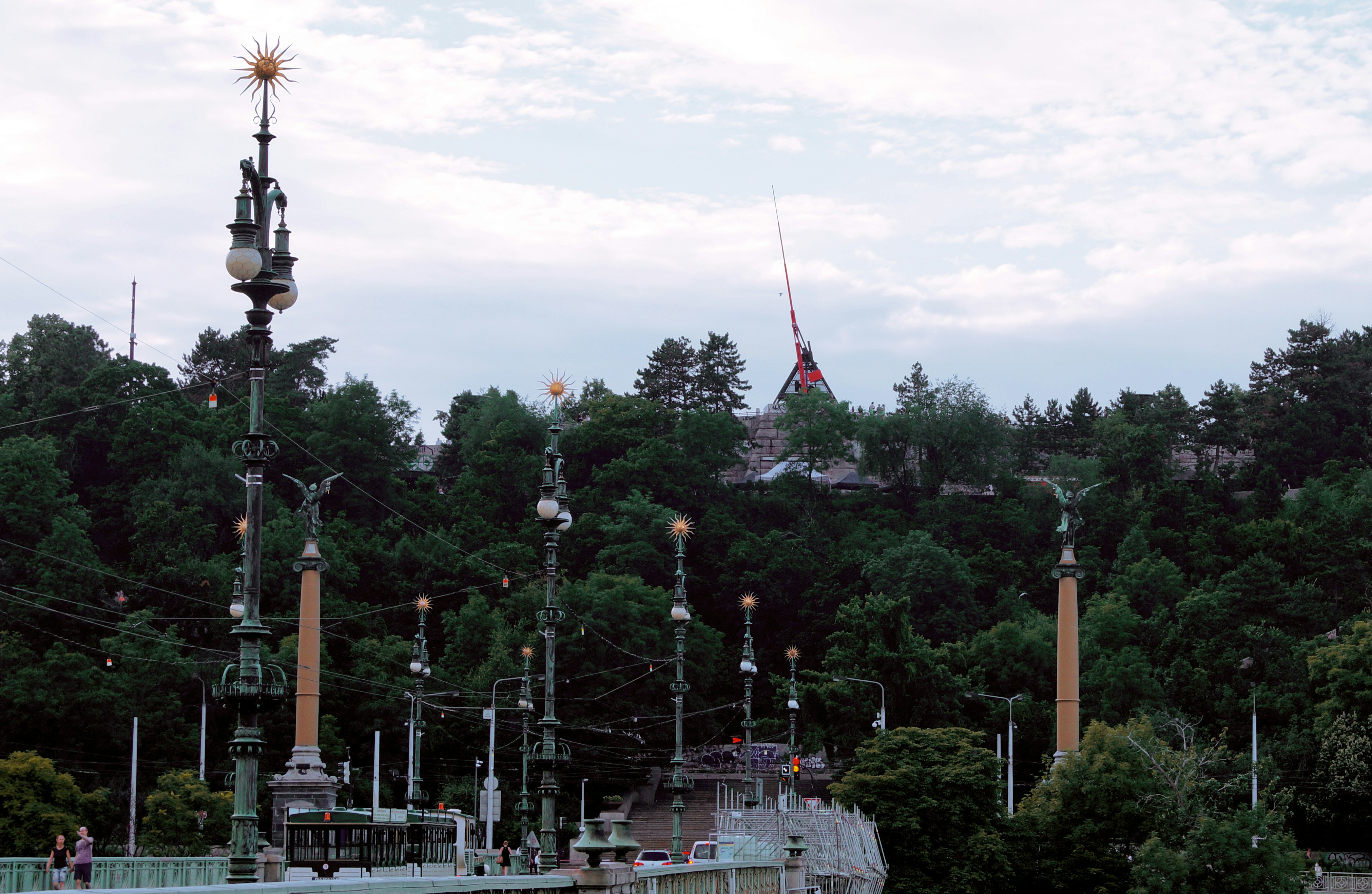 Foto zum Thema Eine Gruppe hoher Türme mit Bäumen im Hintergrund ...