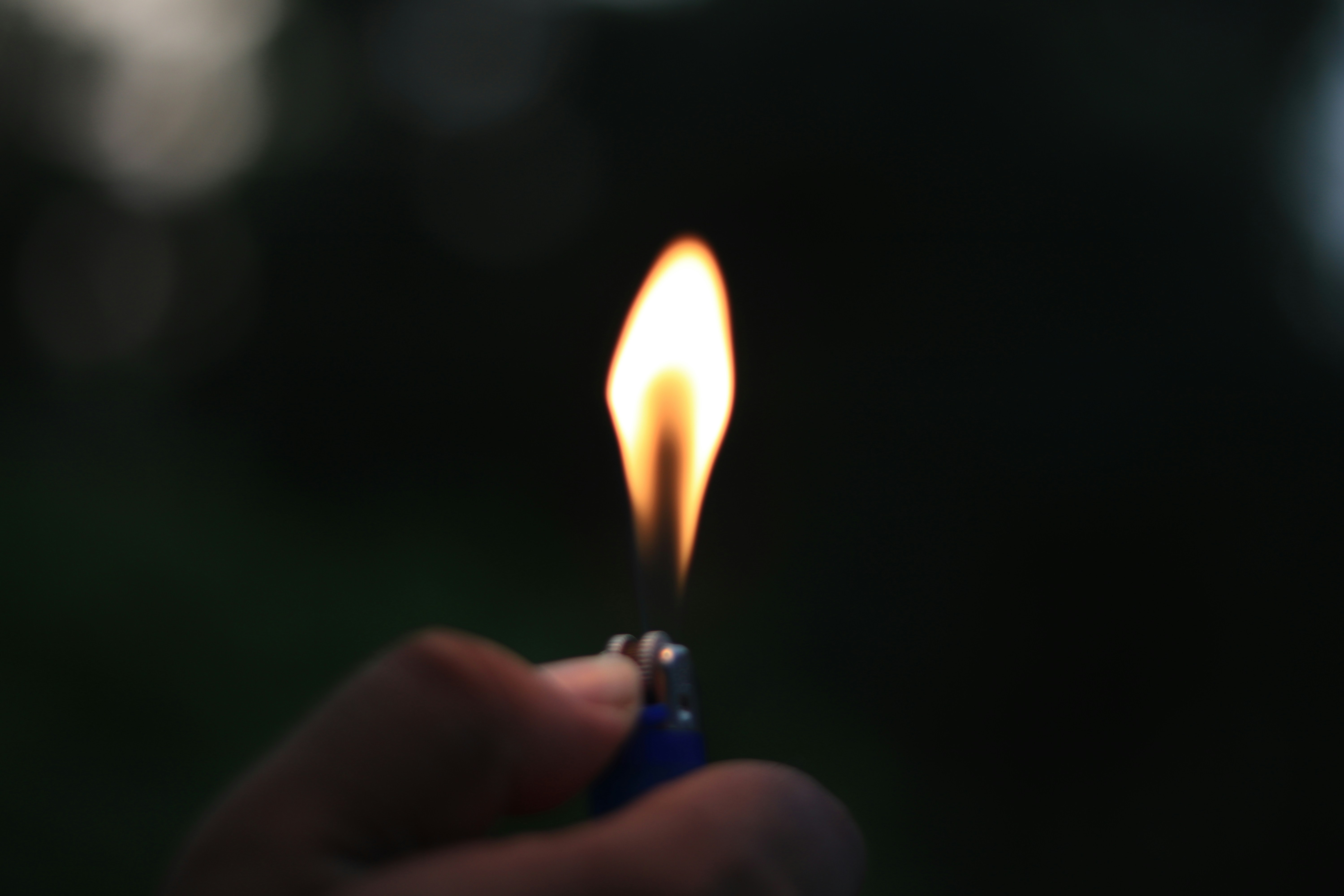 Une main tenant une allumette allumée photo – Image gratuite de Feu sur ...