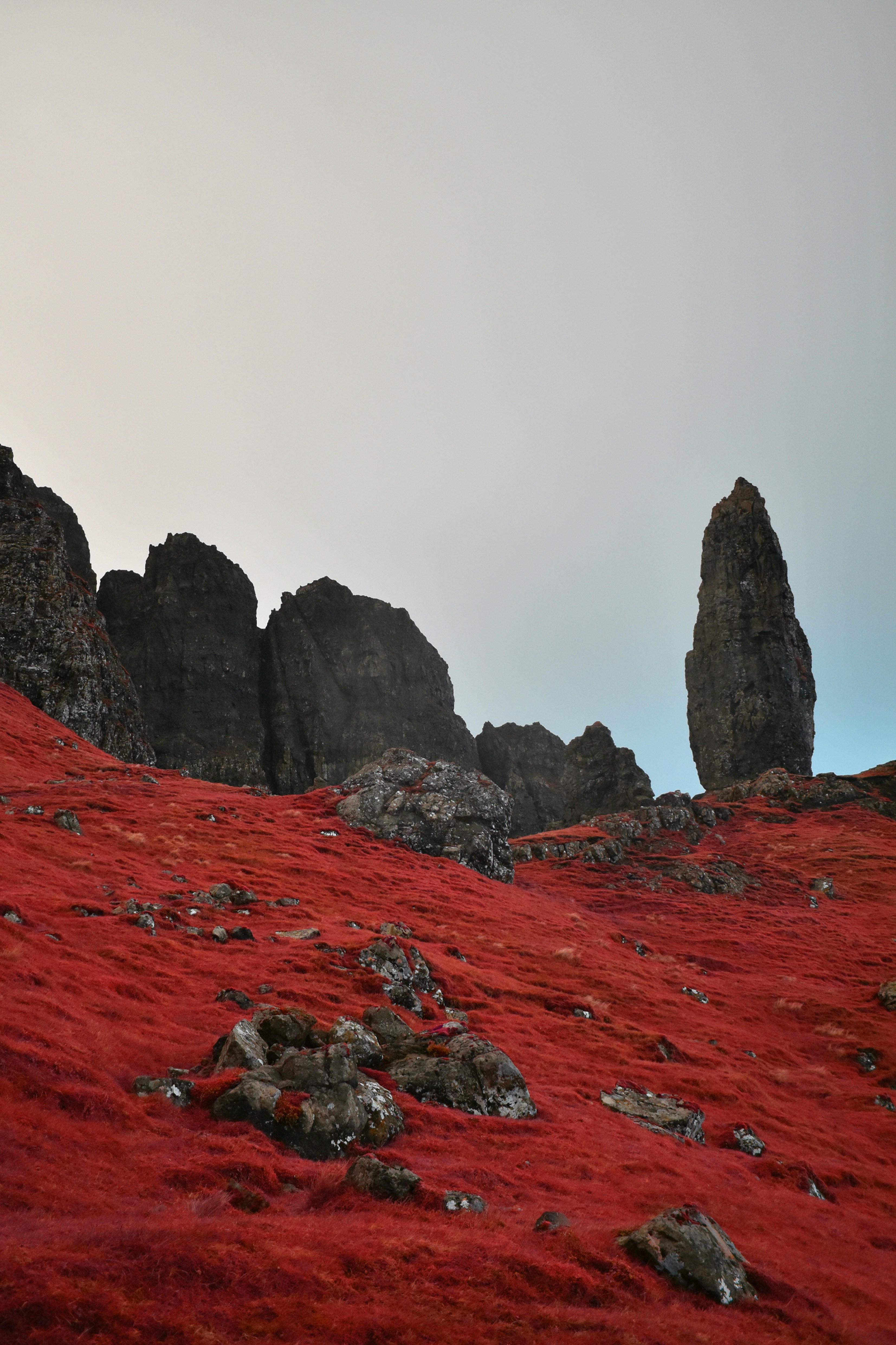 Une montagne rocheuse avec un sol de terre rouge photo – Photo Portree ...