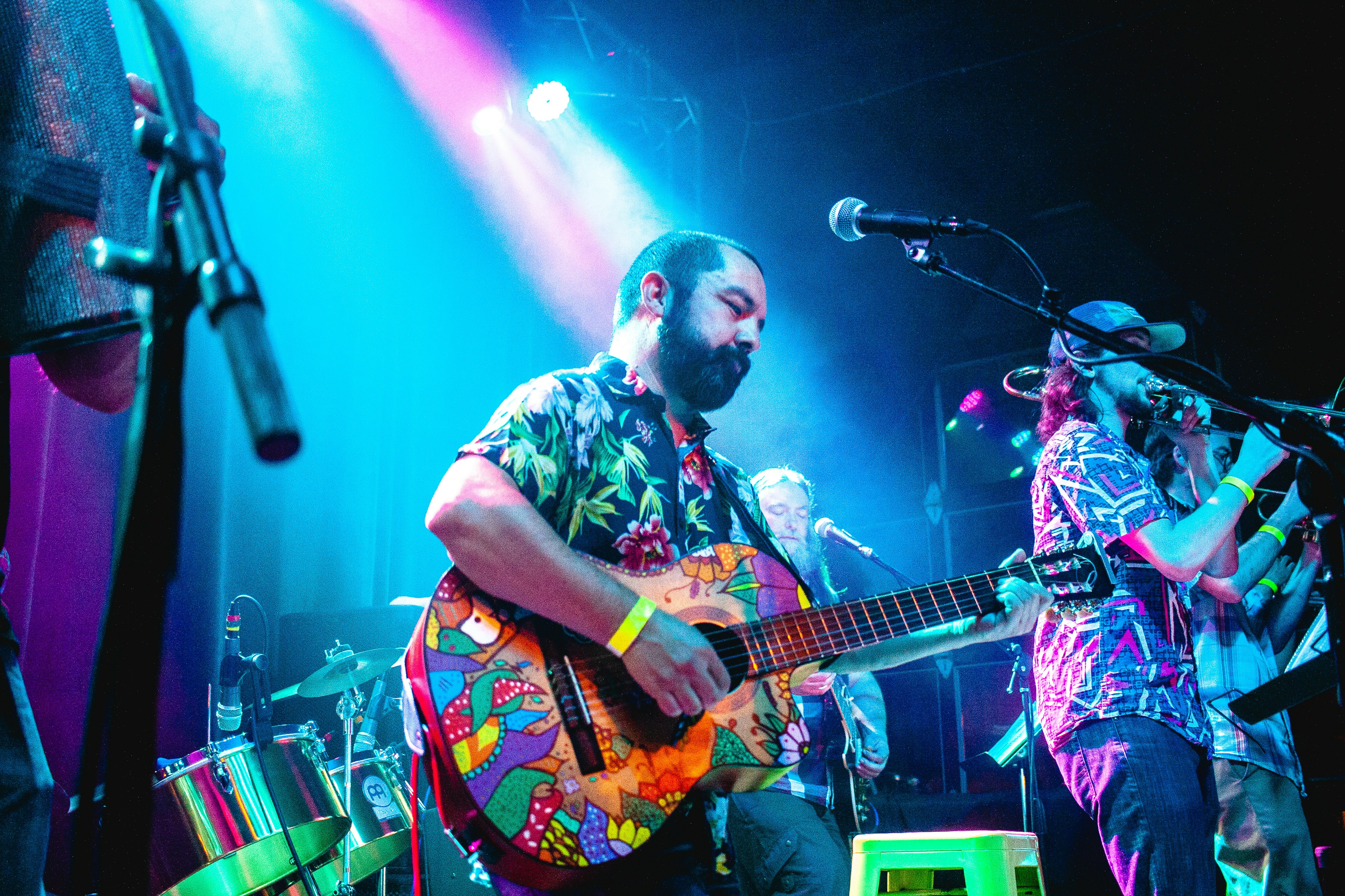 Foto Una persona tocando una guitarra en un escenario – Imagen Guitarra ...