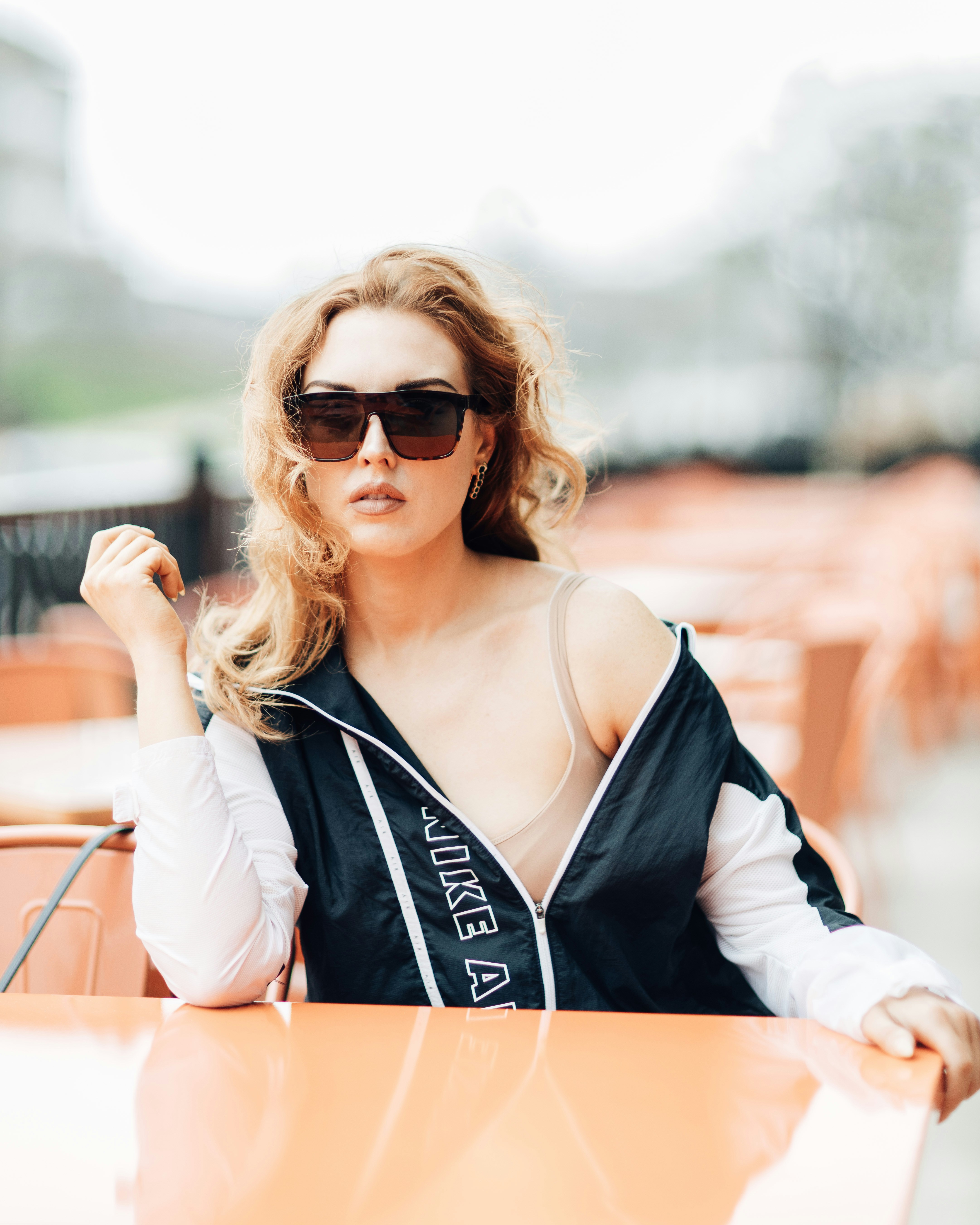 Foto Una mujer con gafas de sol – Imagen Gafas de sol gratis en Unsplash