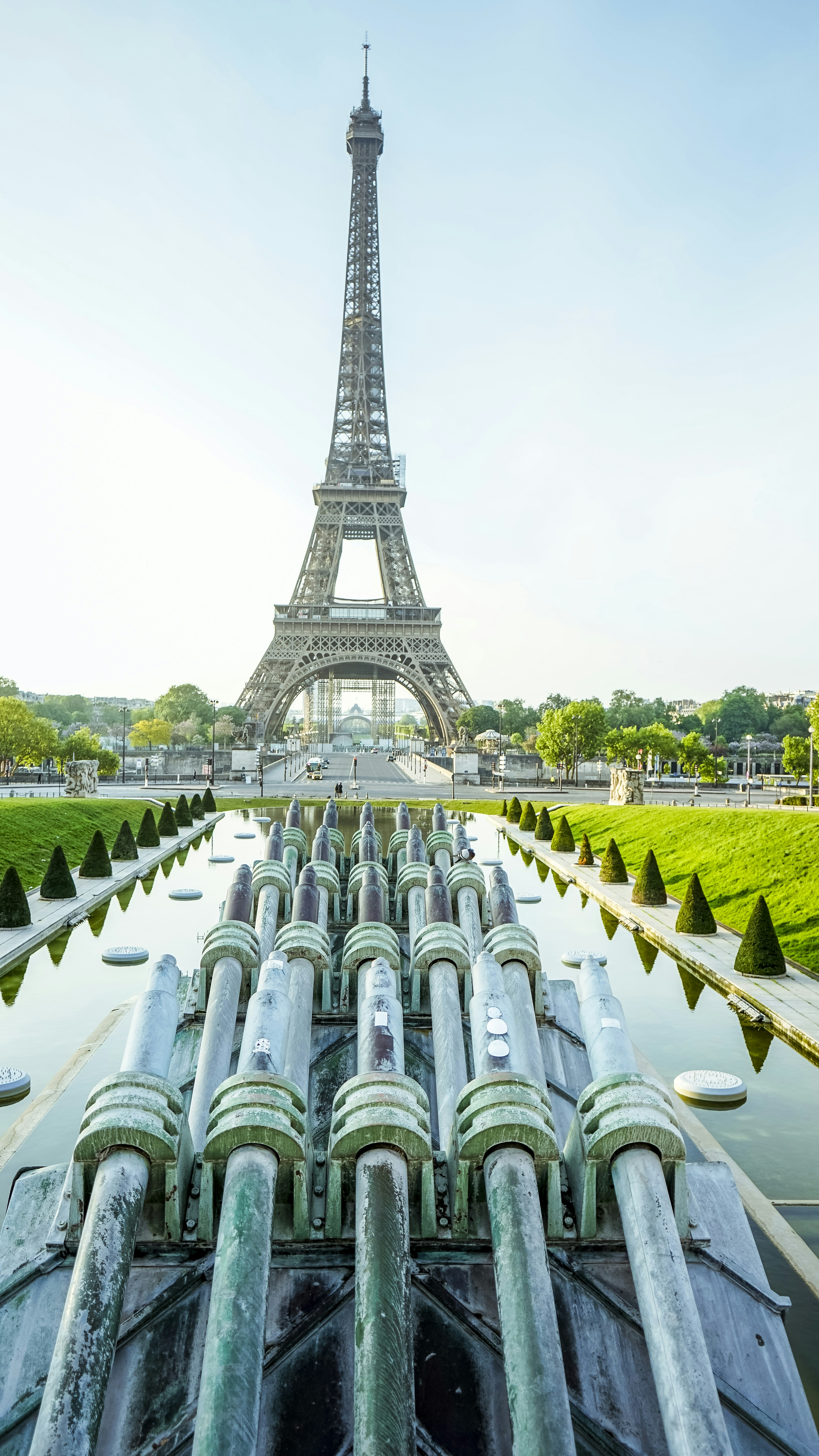 Rails Toward the Iron Tower: A Symmetry-Driven View from the Trocadéro