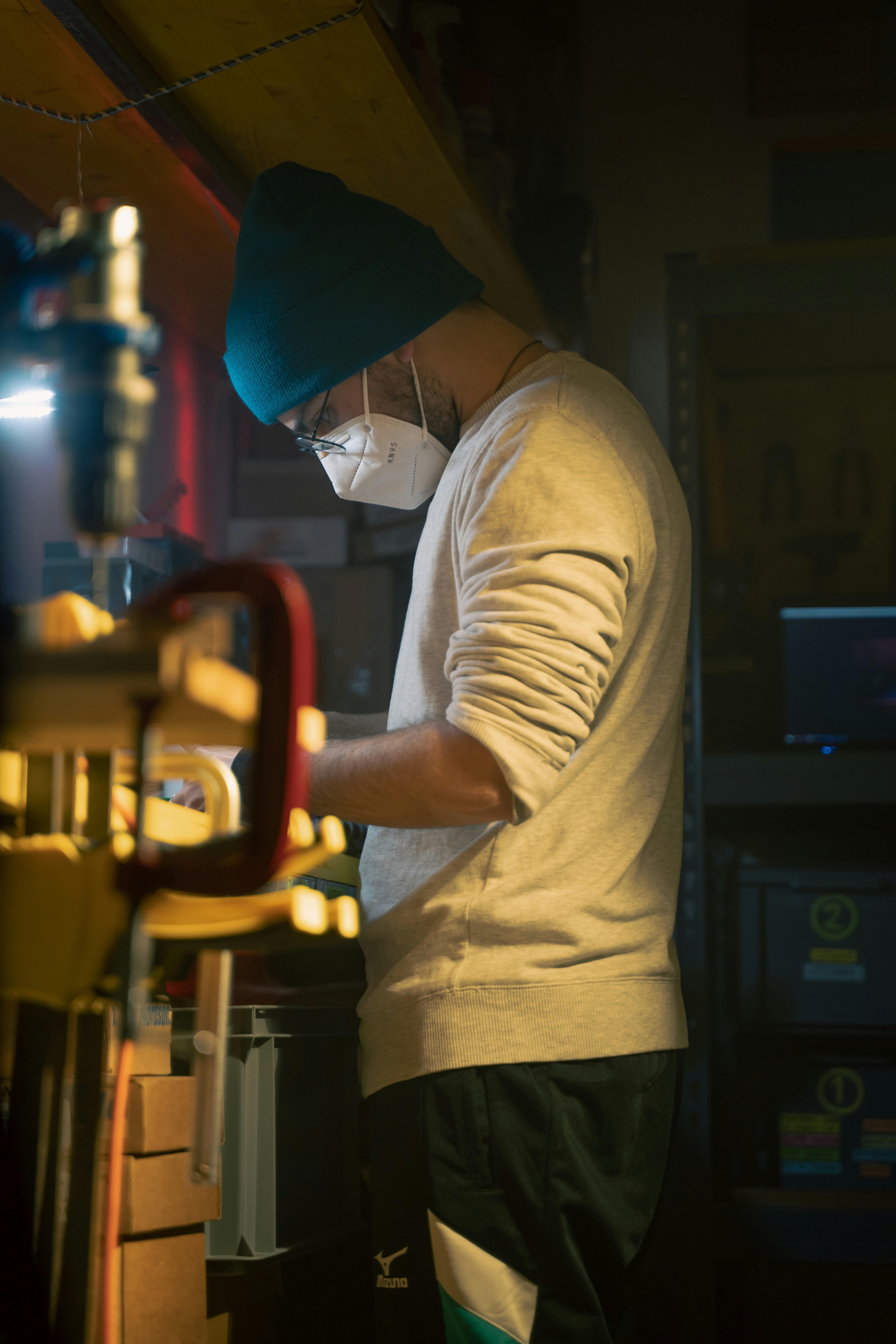 A man using a machine photo – Free Human Image on Unsplash