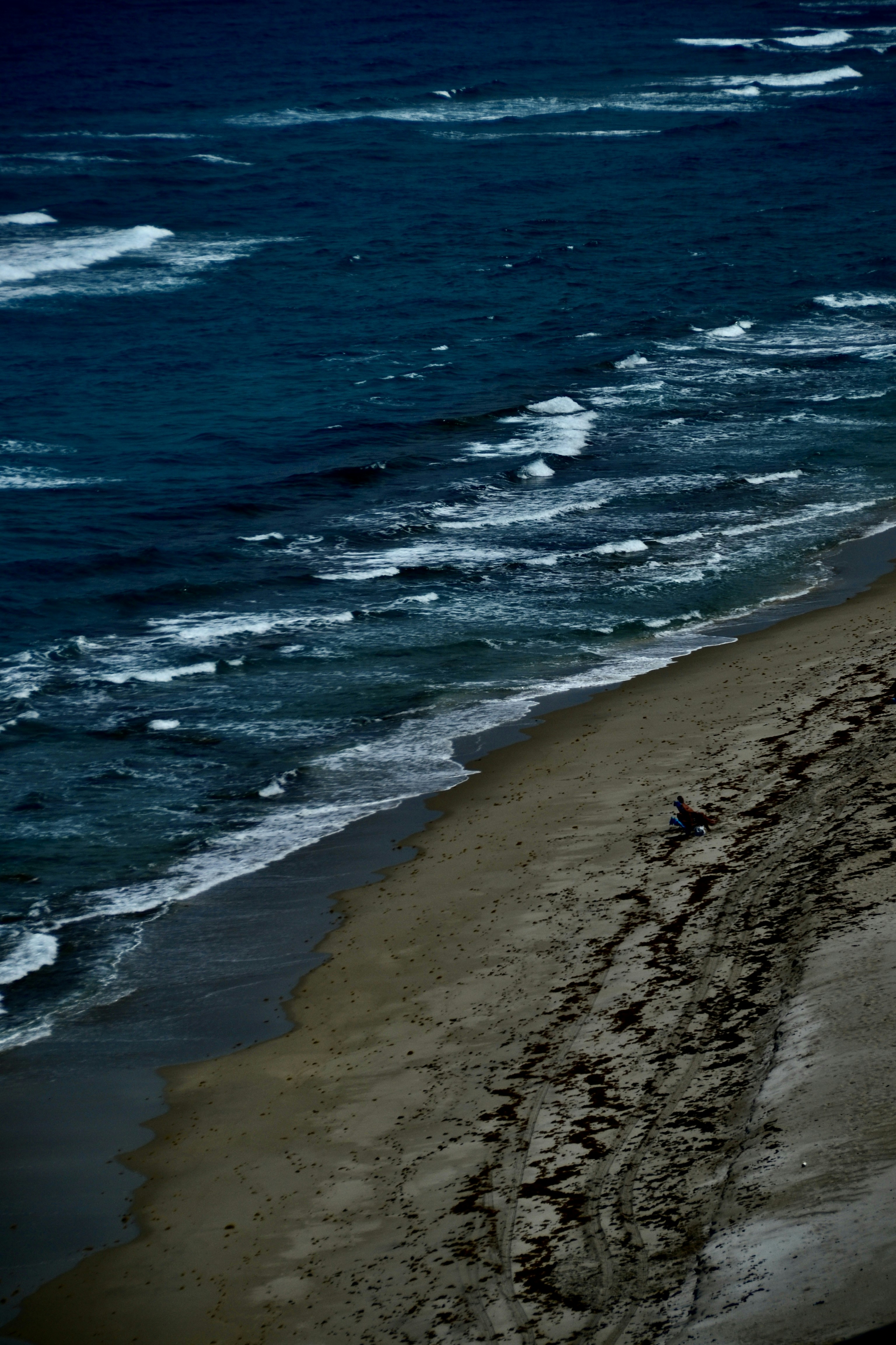 Foto zum Thema Eine Person, die am Strand liegt – Kostenloses Bild zu ...