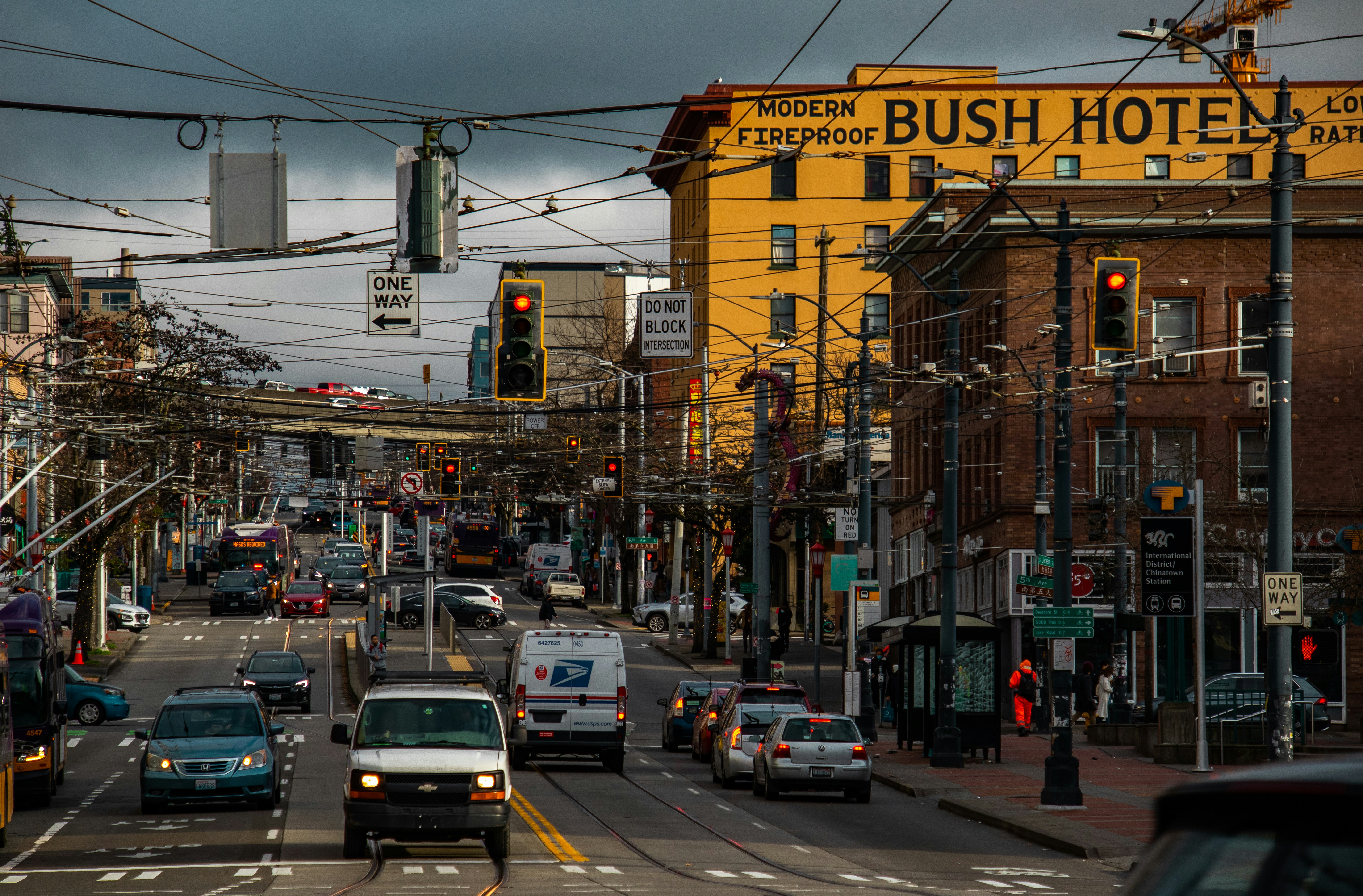A busy street with cars photo – Free Seattle Image on Unsplash