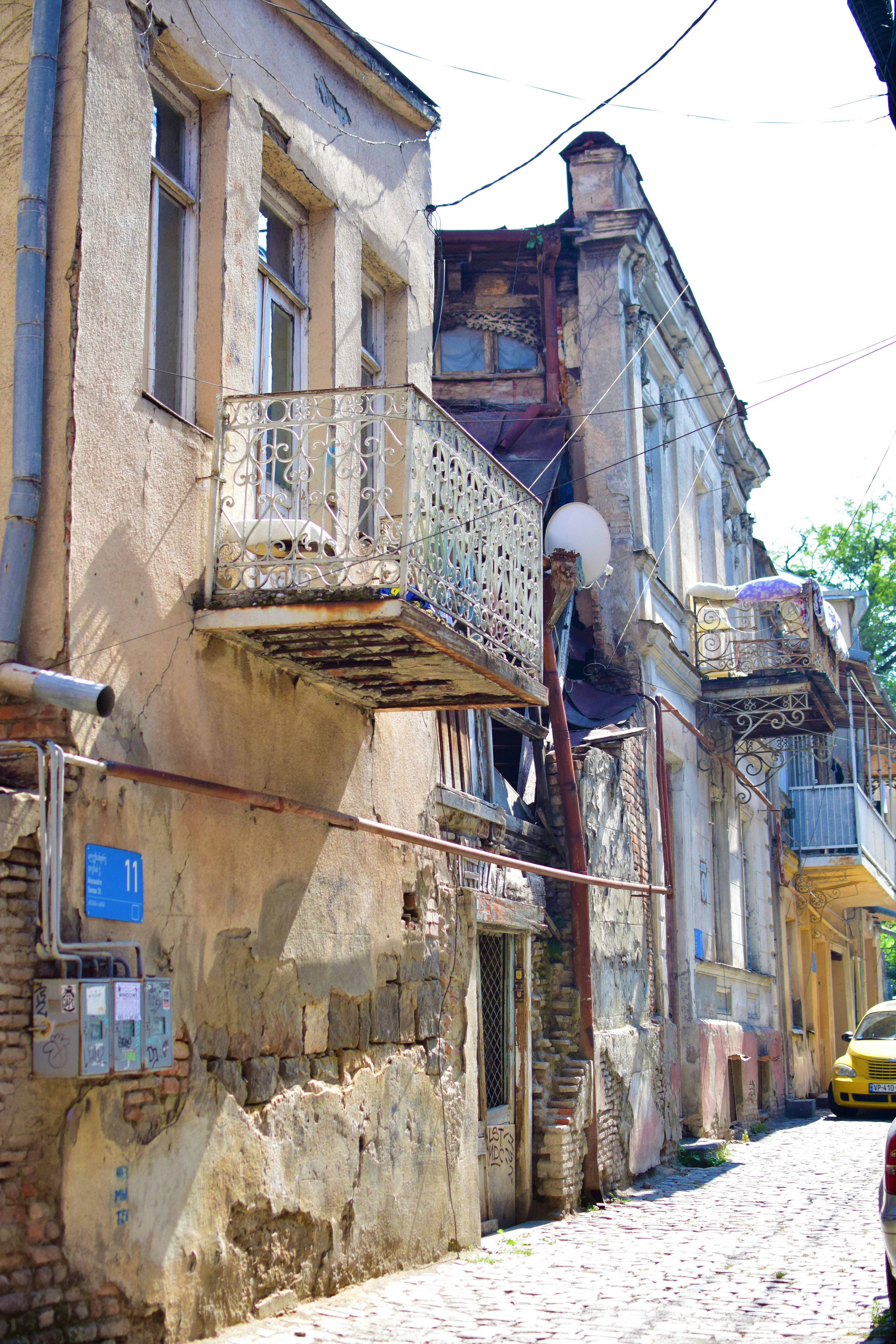 A person climbing a building photo – Free Urban Image on Unsplash