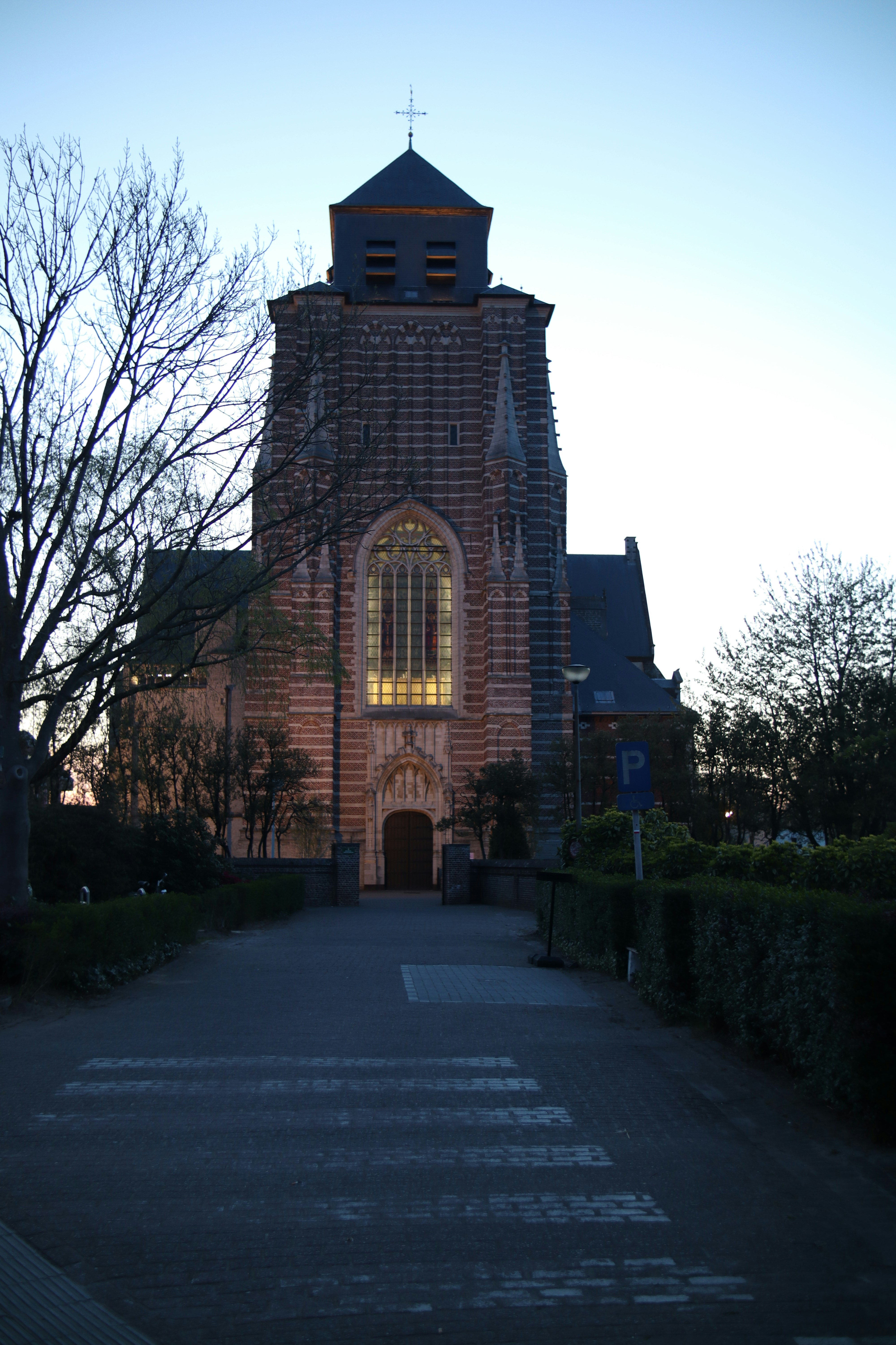 Un bâtiment en brique avec une croix sur le dessus photo – Photo Geel ...