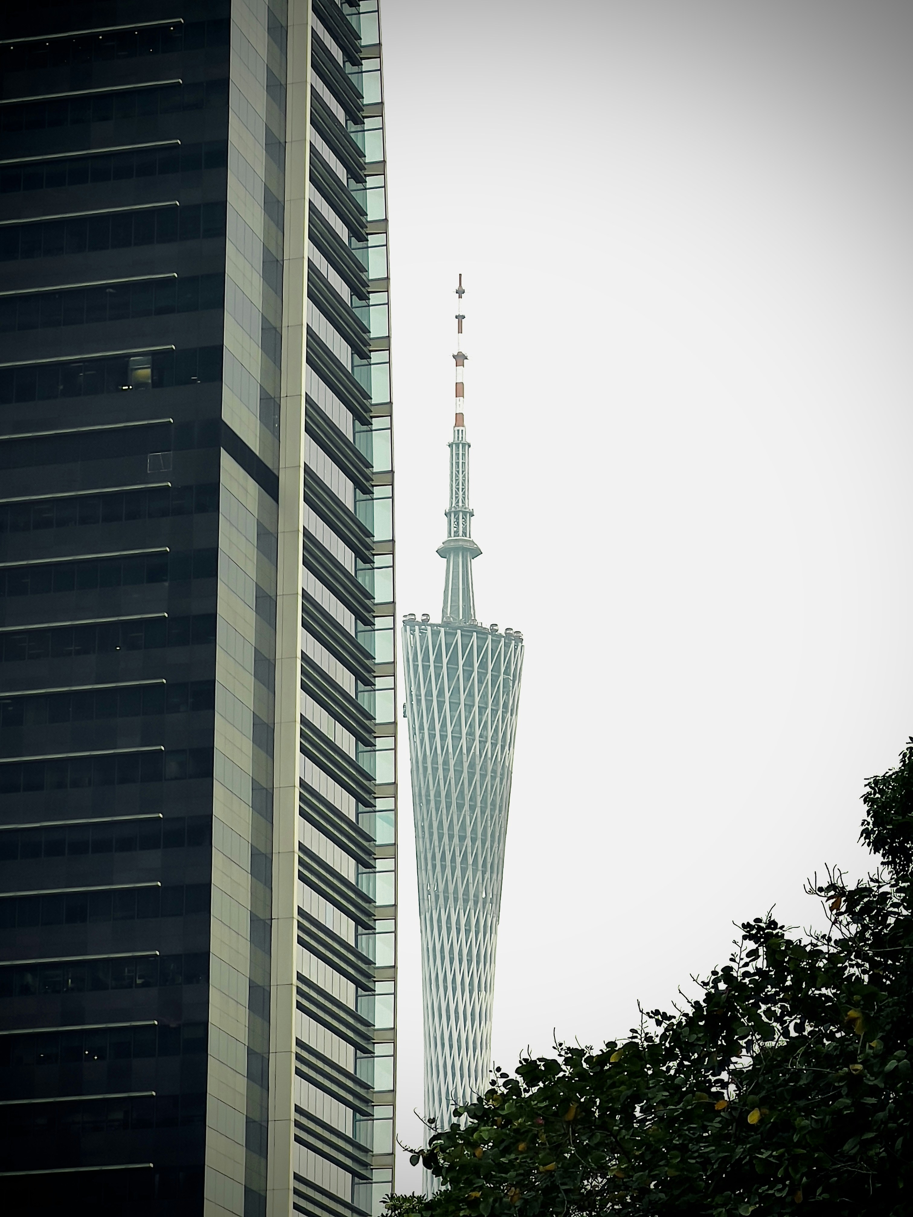 A tall building with a pointy top photo – Free 广州市 Image on Unsplash