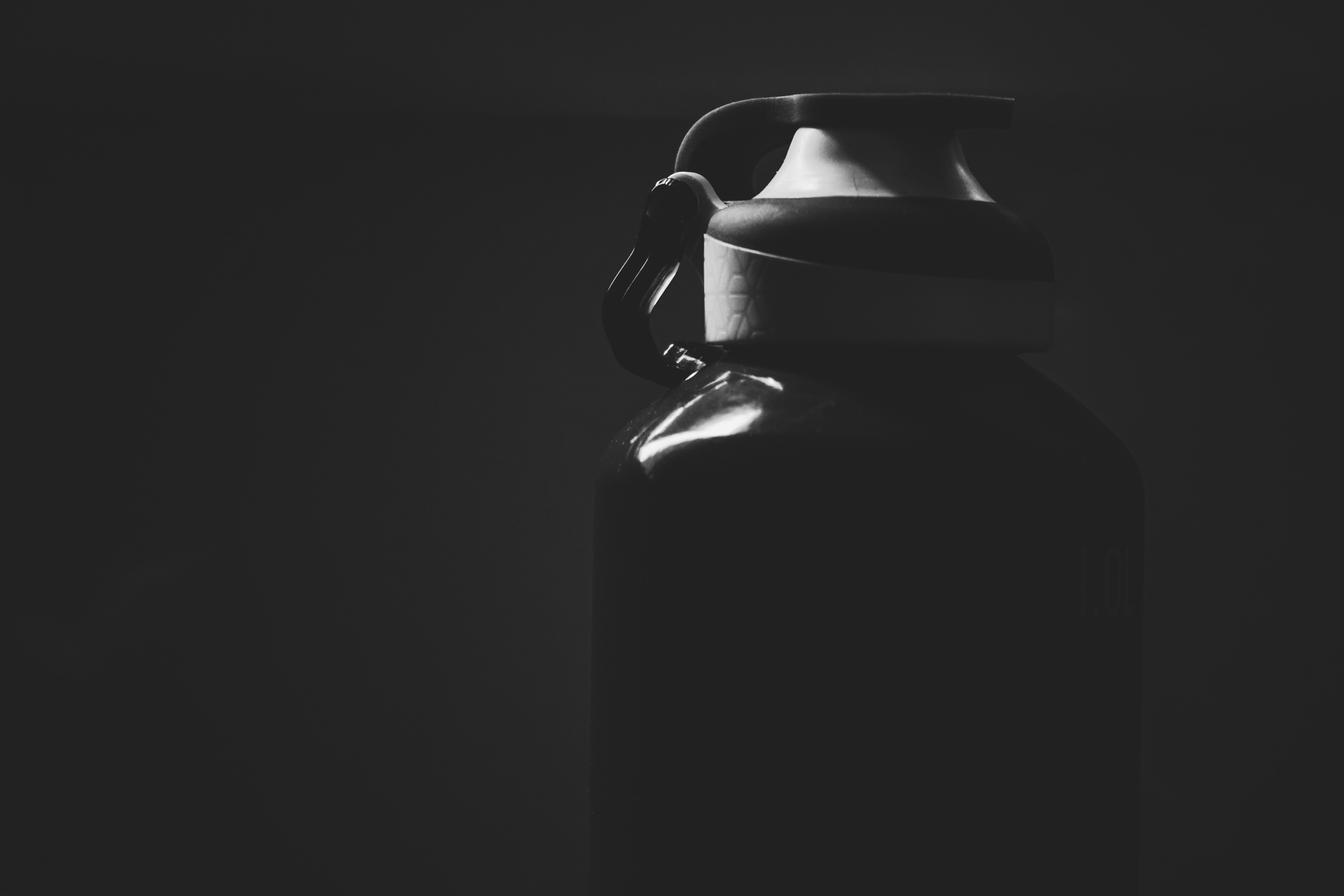 Noir Hydration: A Quietly Dominant Bottle in Shadow