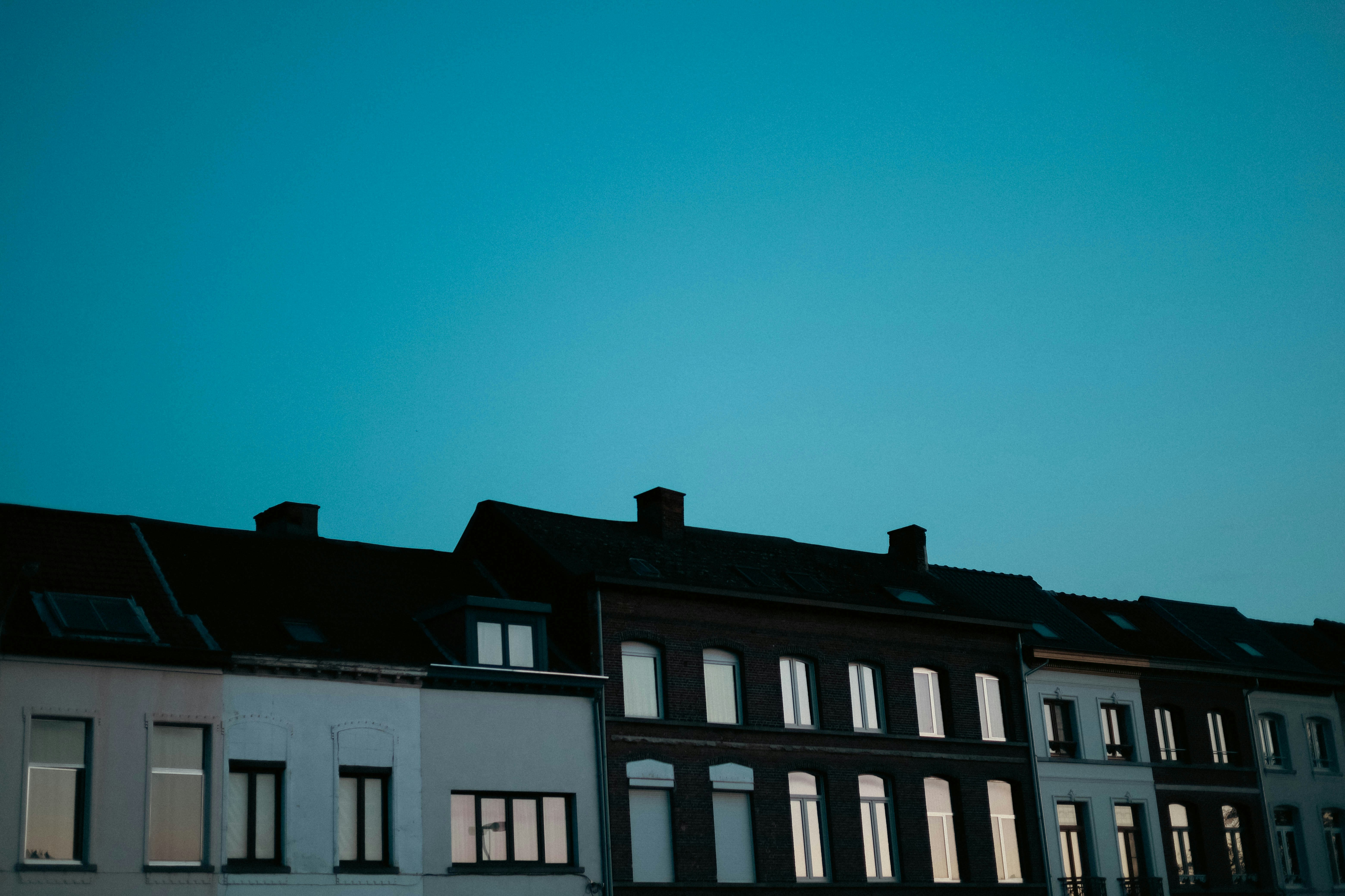 Foto Una hilera de casas – Imagen Lier gratis en Unsplash