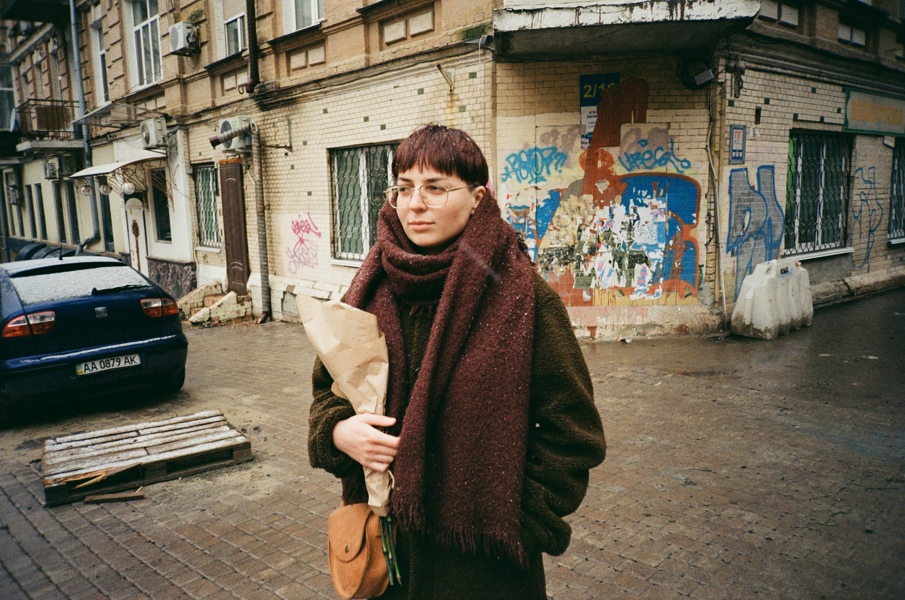 Eine Person, die eine Tasche hält Foto – Kostenloses Bild zum Thema ...