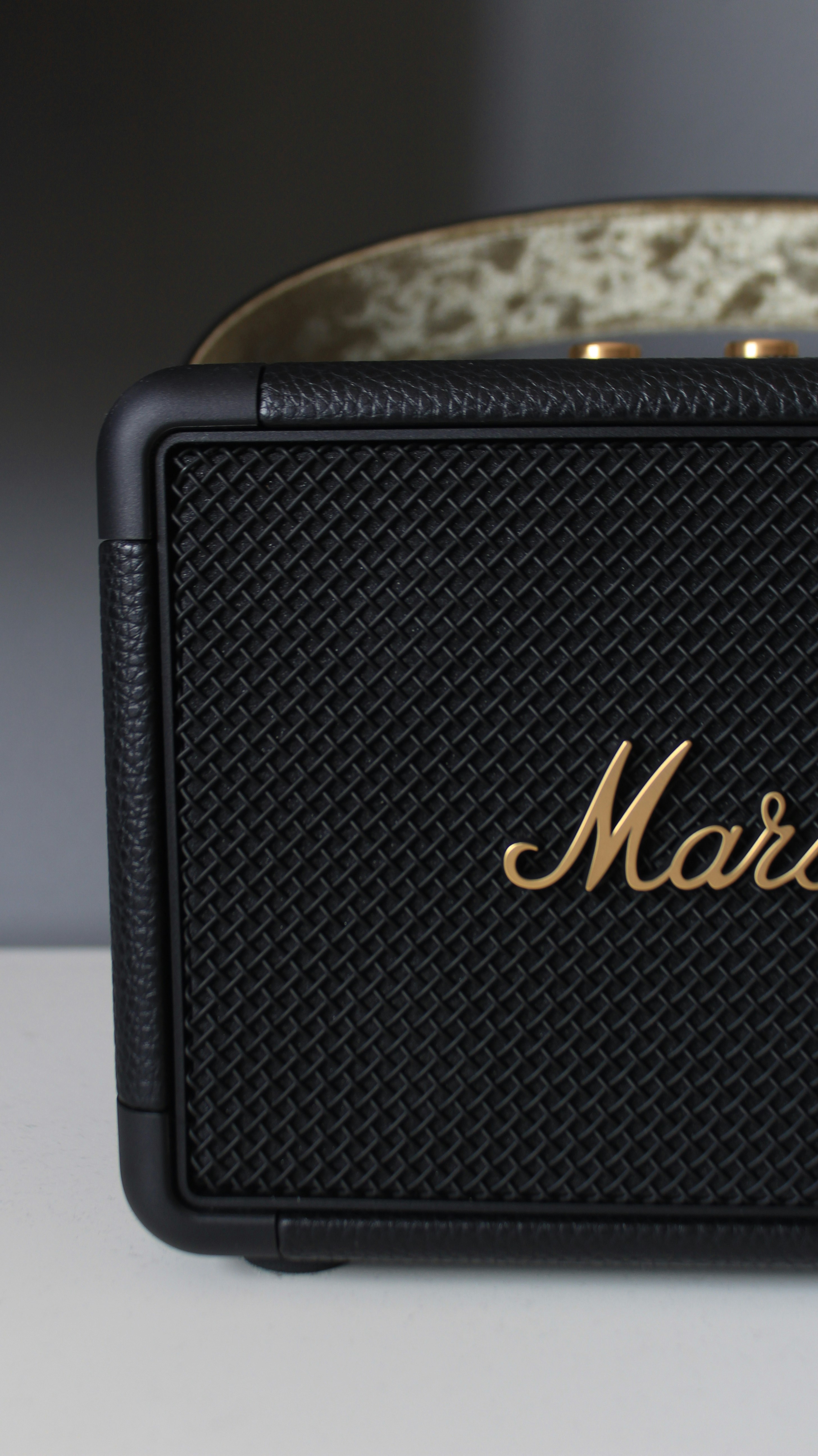 Marshall Mini Speaker in Focus: textured grille and golden crest