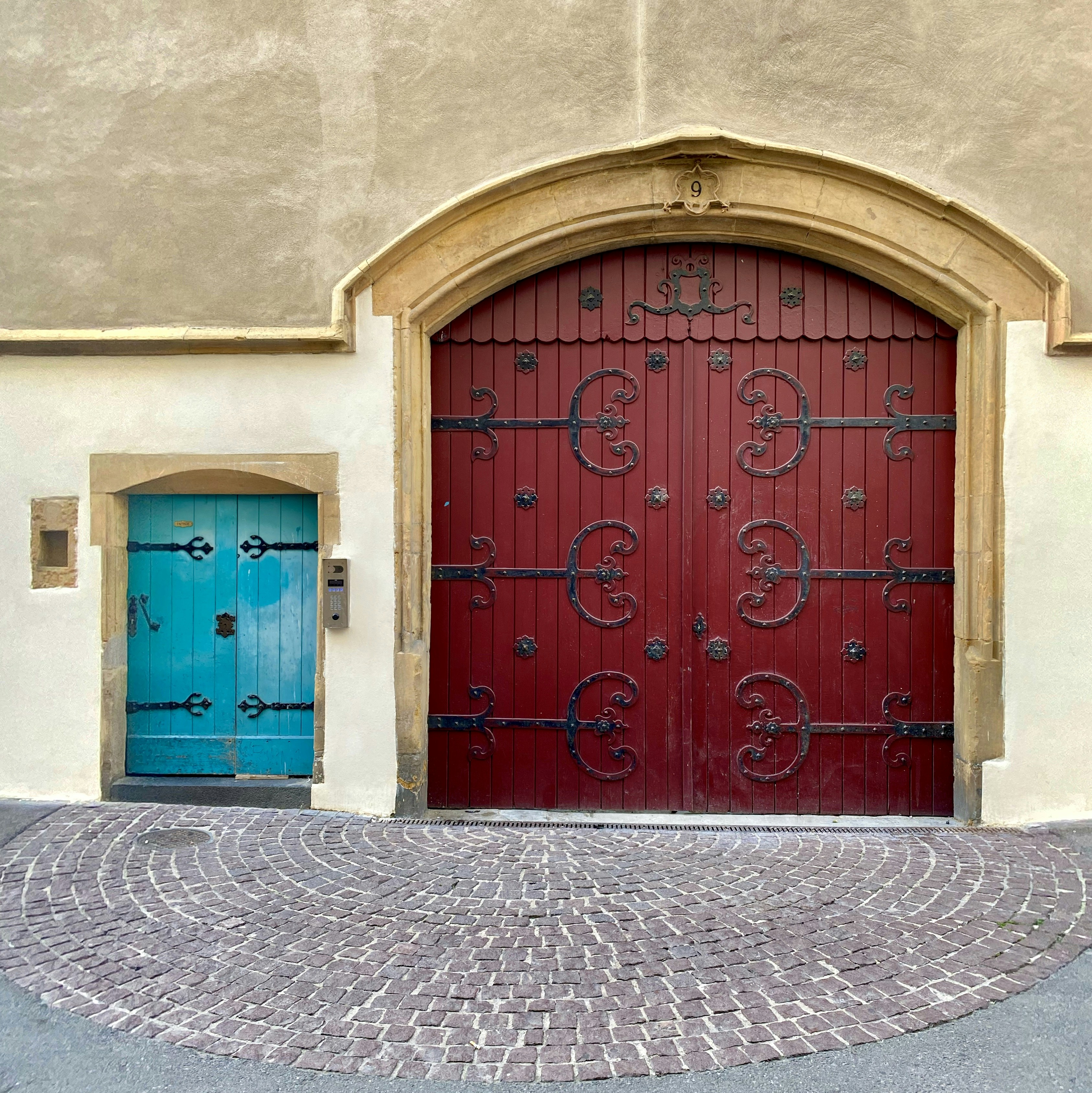 A large red door photo – Free Metz Image on Unsplash