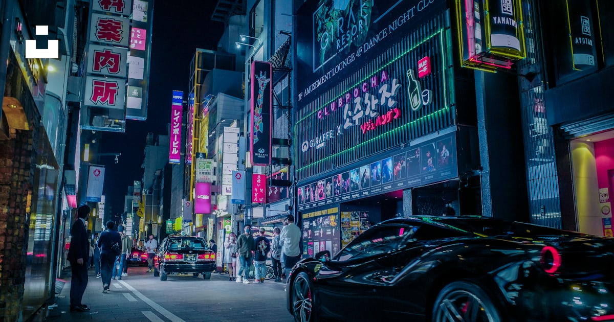 뒤쪽에 건물이있는 자동차와 사람이있는 거리 사진 Unsplash의 무료 일본 이미지
