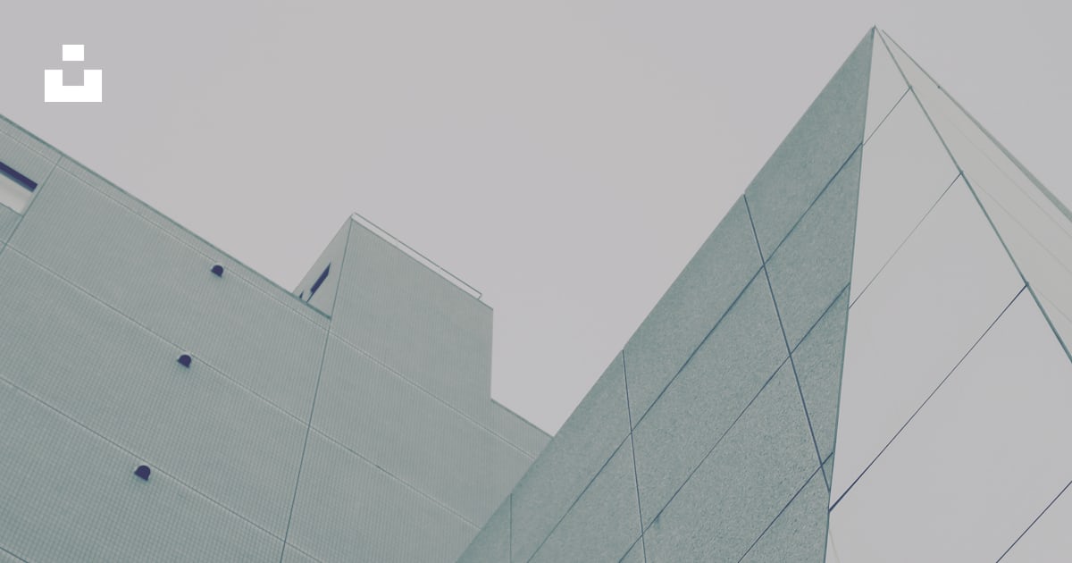 Foto Un Edificio Alto Con Un Lado Curvo Imagen Grigio Gratis En Unsplash
