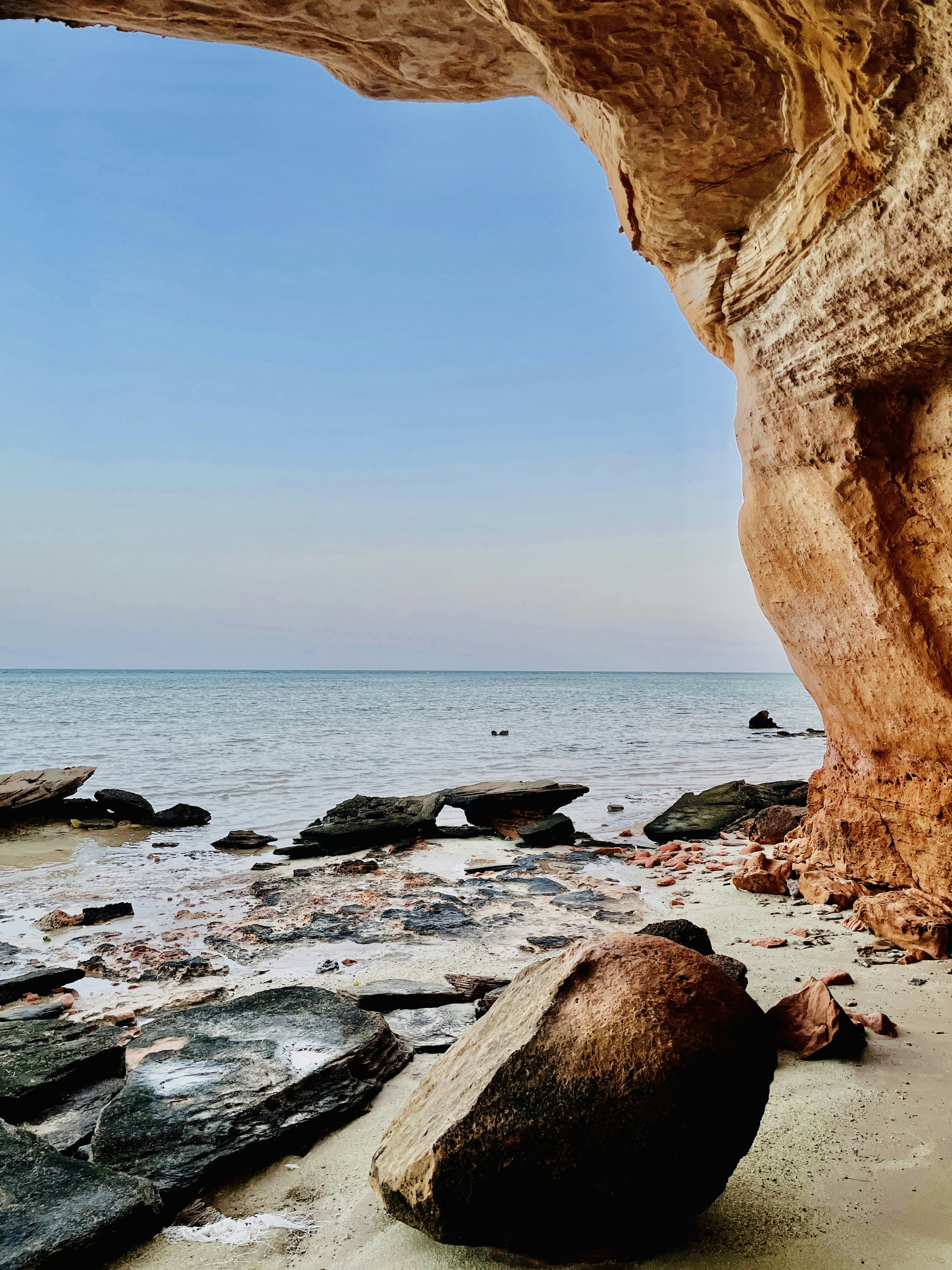 A rocky beach with a large arch photo – Free Abu dhabi Image on Unsplash