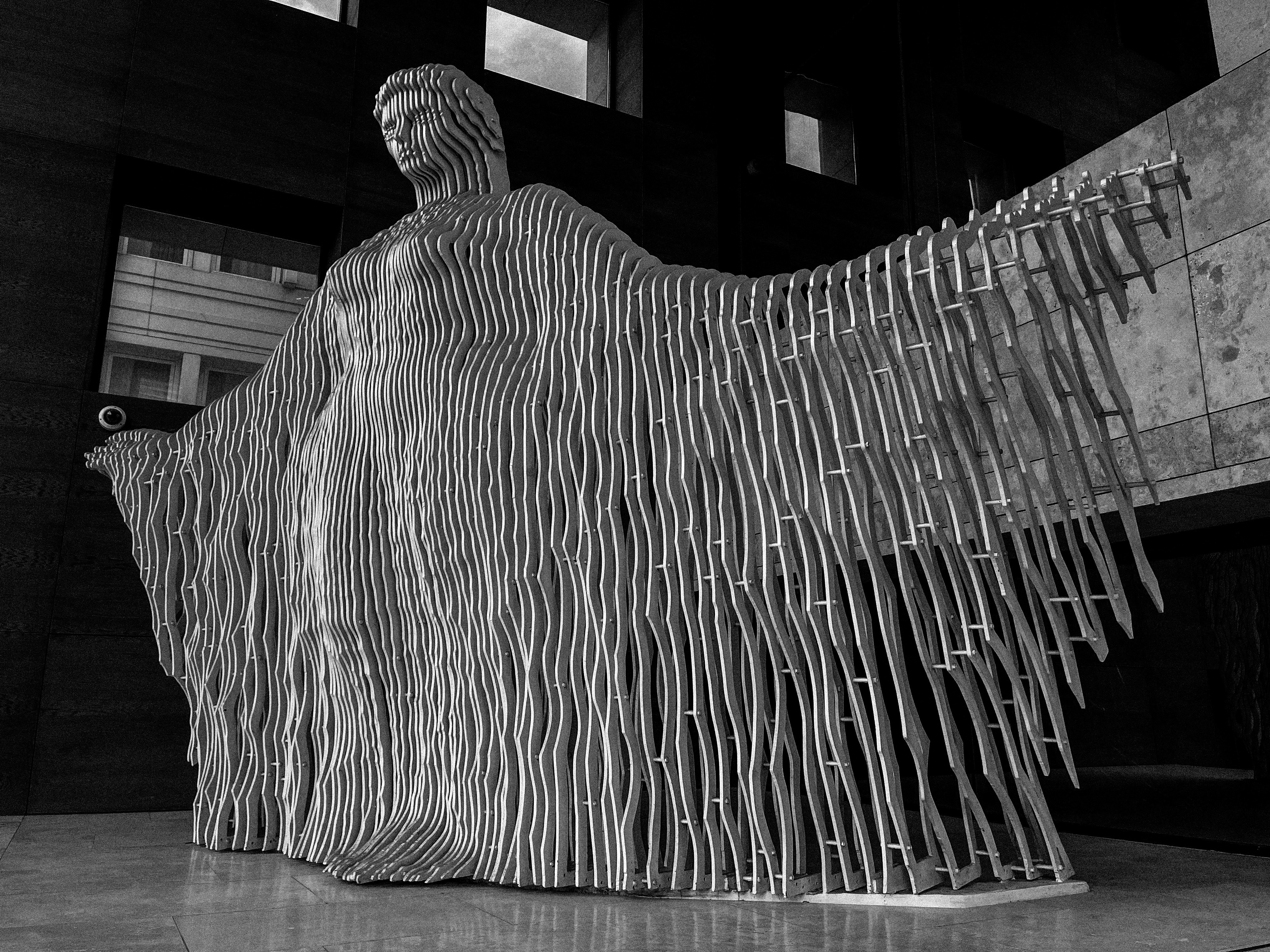 Rippling Strands: a monochrome sculpture in motion
