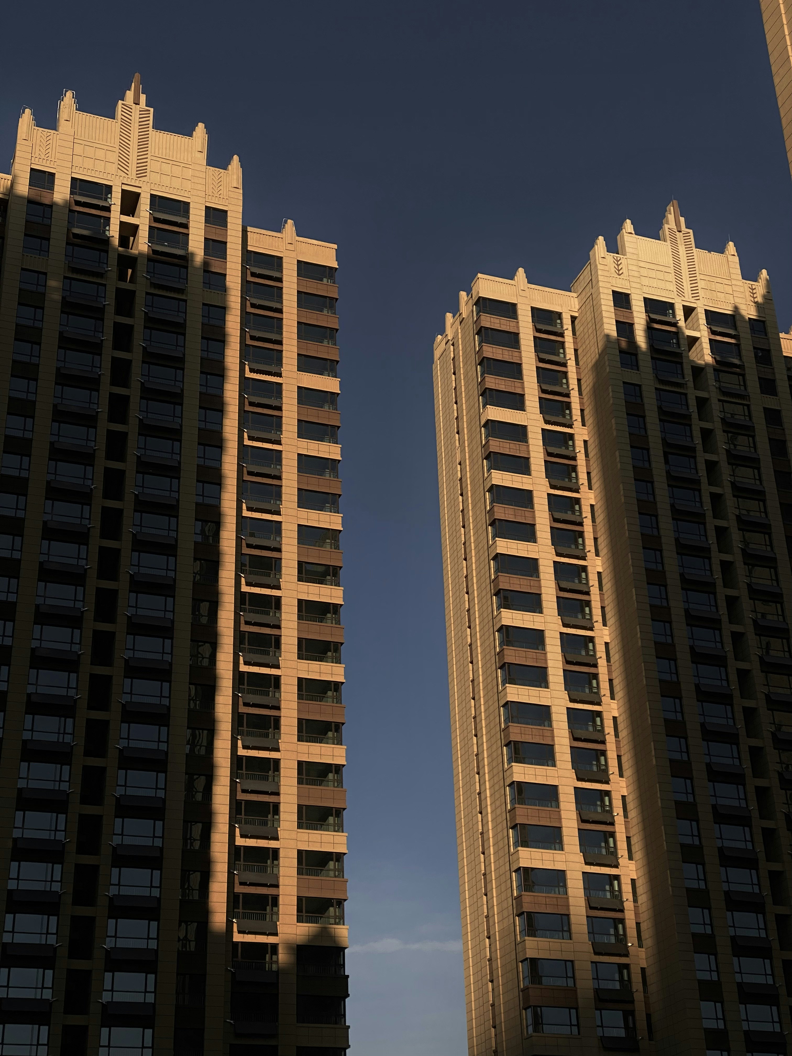 Foto Un par de edificios altos – Imagen Condominio gratis en Unsplash