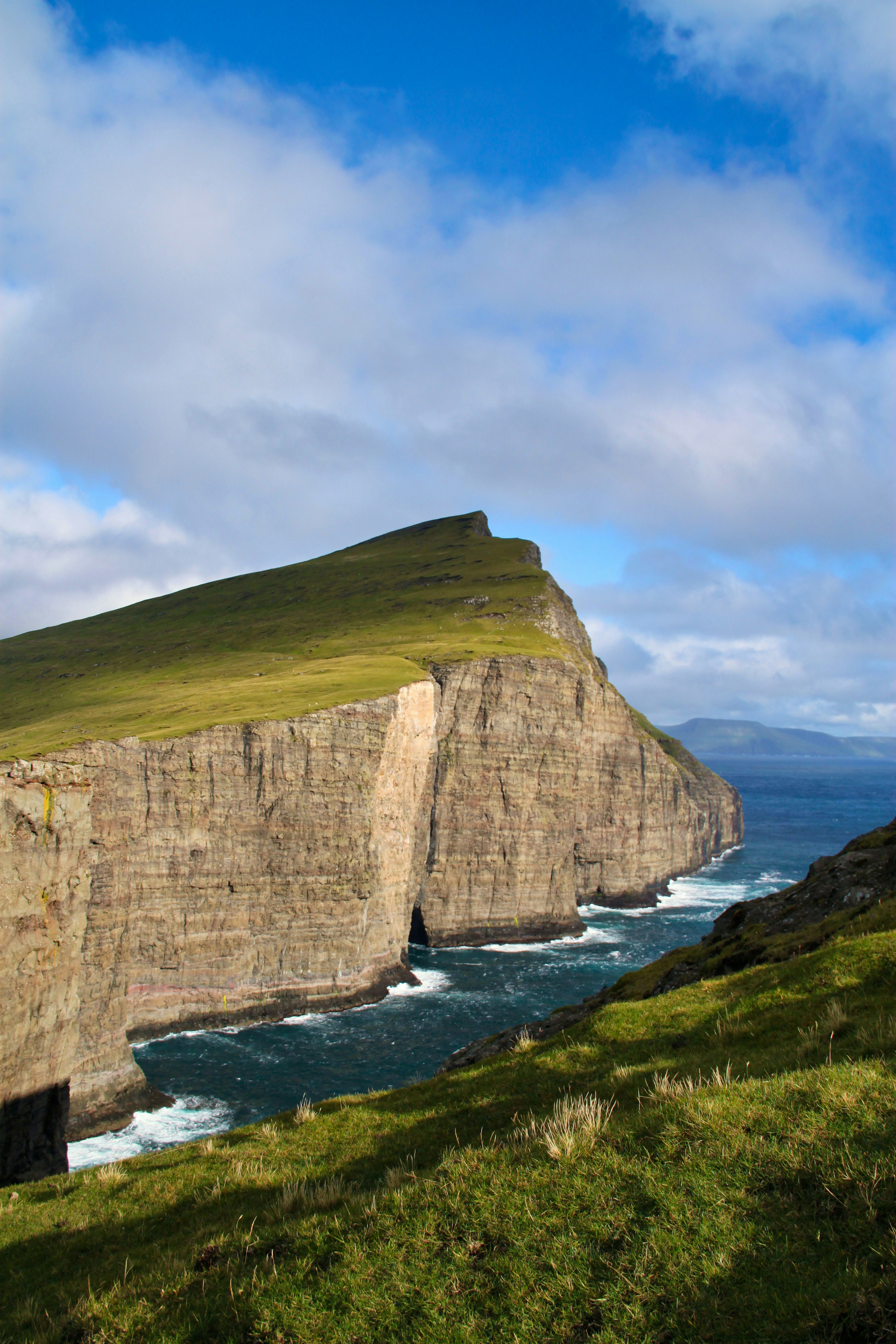 Un flanc de falaise avec un plan d’eau en contrebas photo – Photo Îles ...