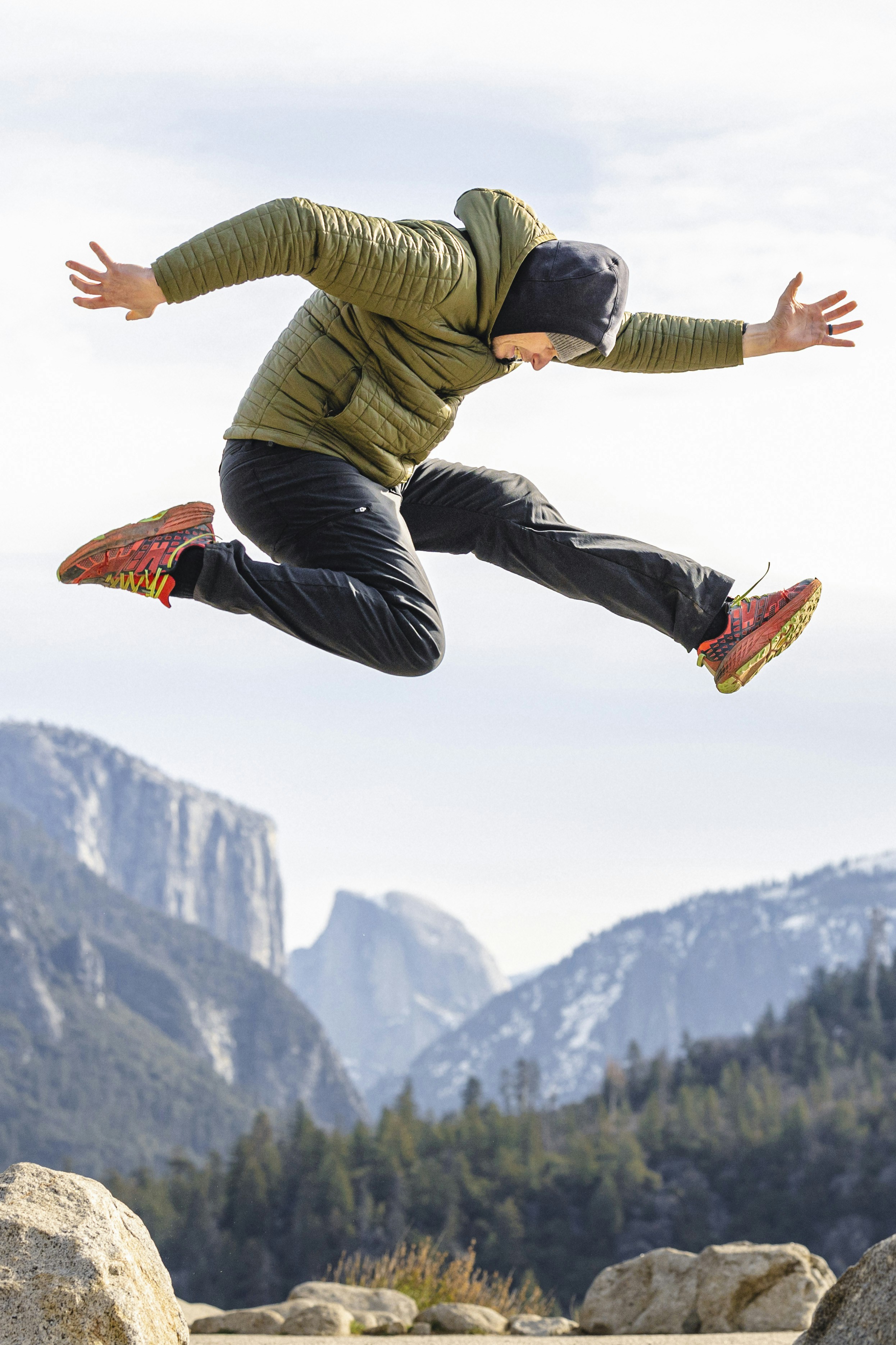 Une personne qui saute en l’air photo – Photo Parc National de Yosemite ...