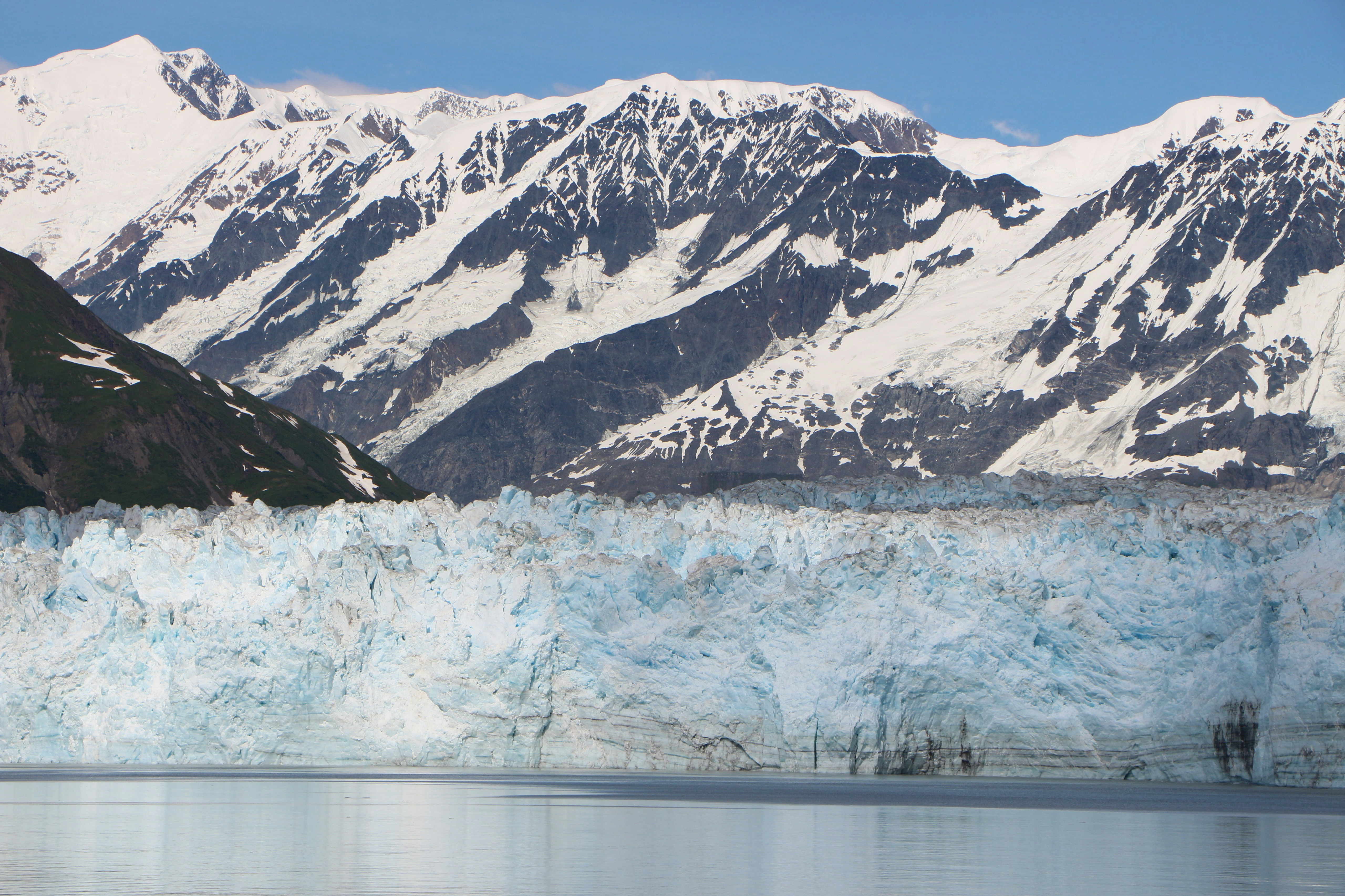 Foto Una cordillera nevada con el Parque Nacional y Reserva Glacier Bay ...