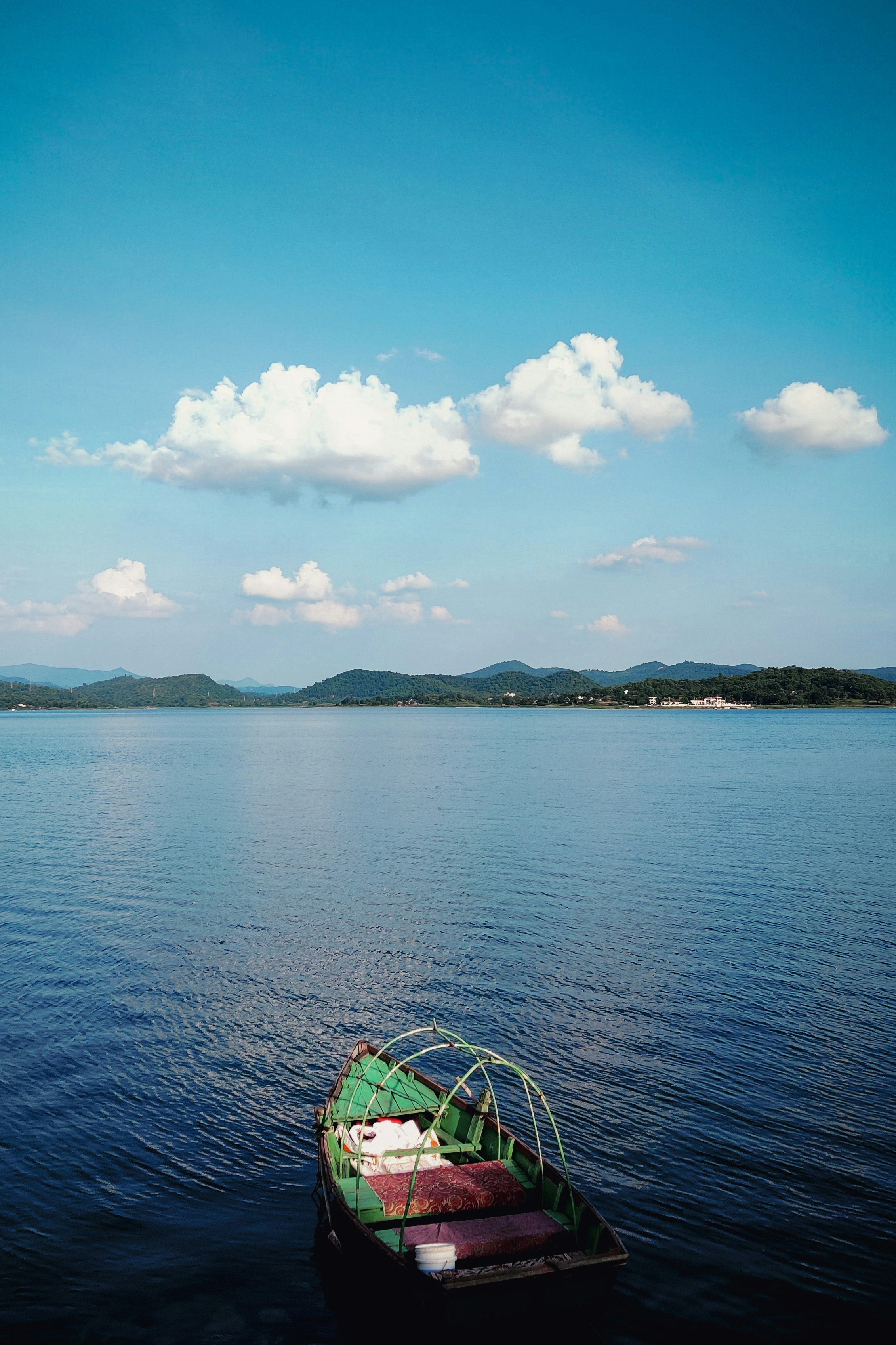 A boat on the water photo – Free Jharkhand Image on Unsplash