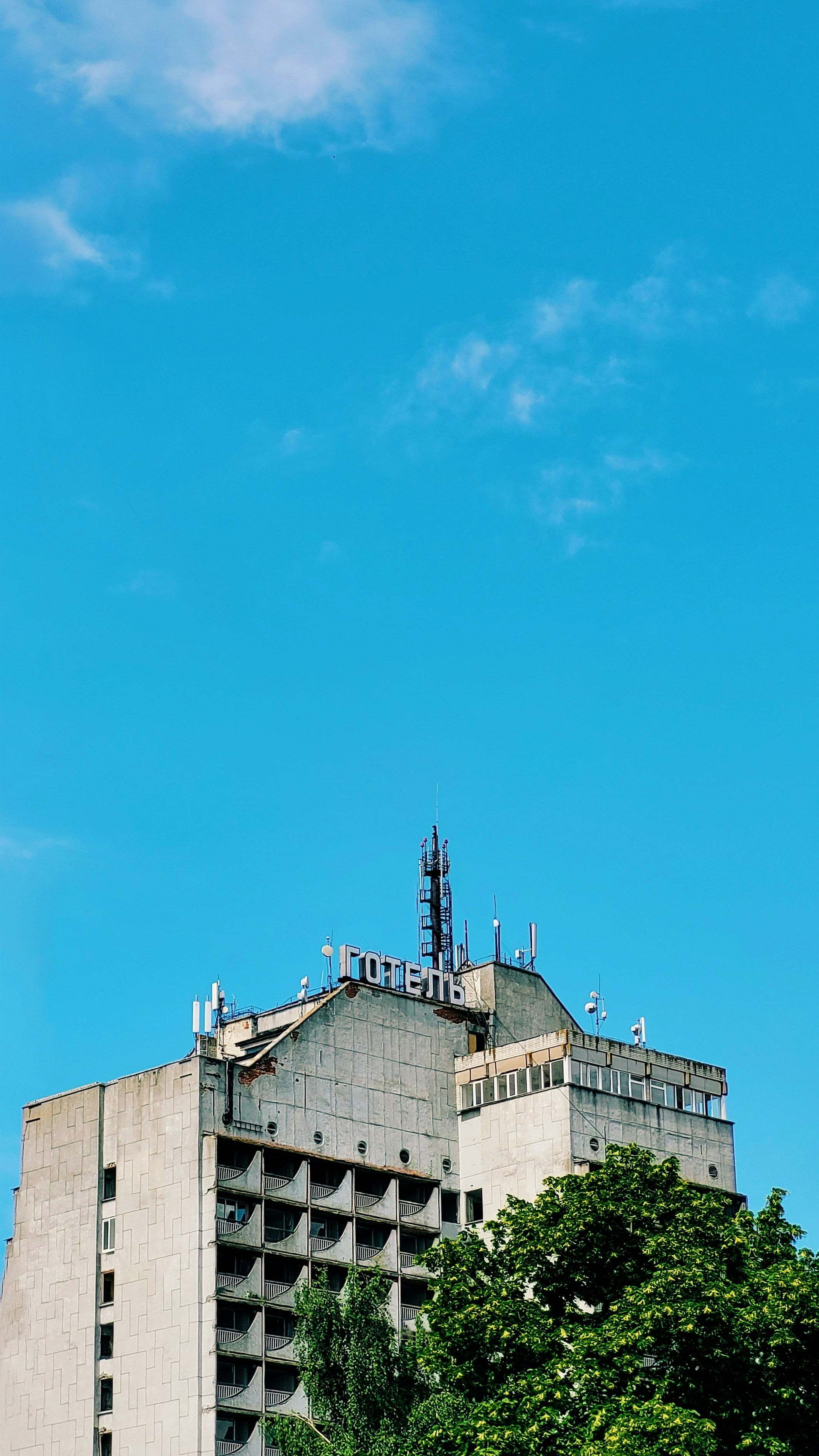 Un bâtiment avec une tour photo – Photo Bleu Gratuite sur Unsplash