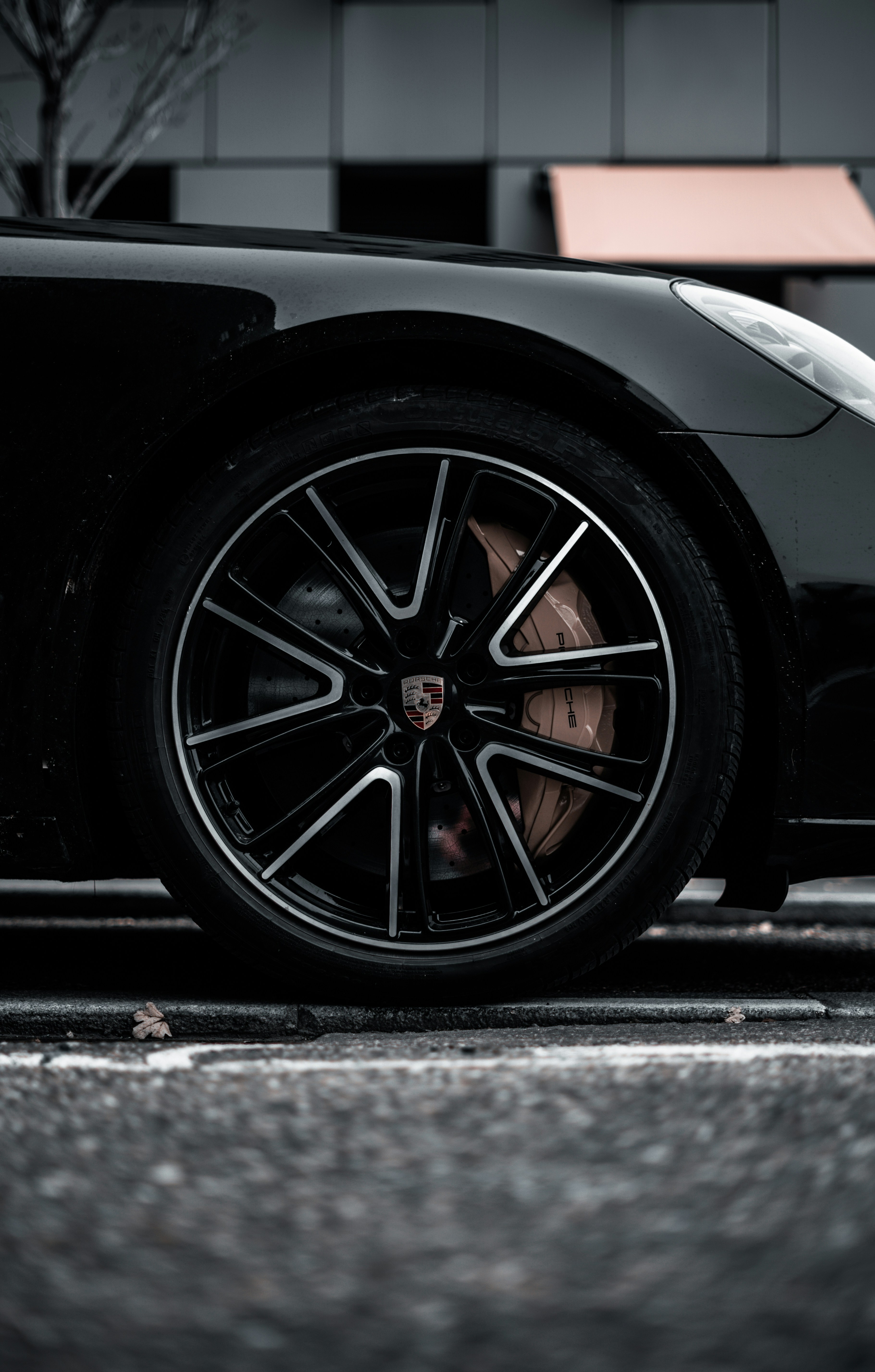 A car with a dent in the front wheel photo – Free Lyon Image on Unsplash