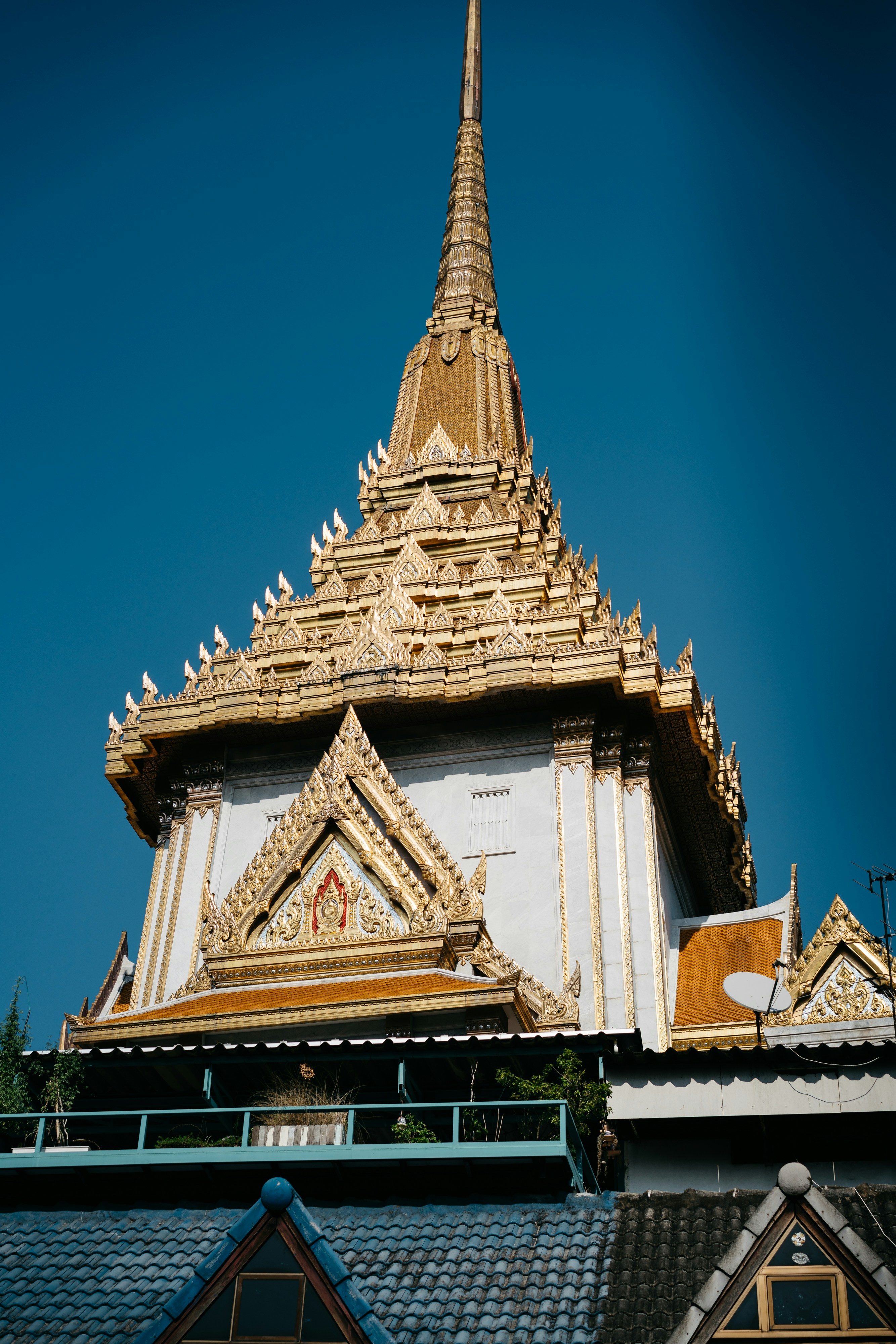 Un grand bâtiment avec un toit pointu photo – Image gratuite de ...