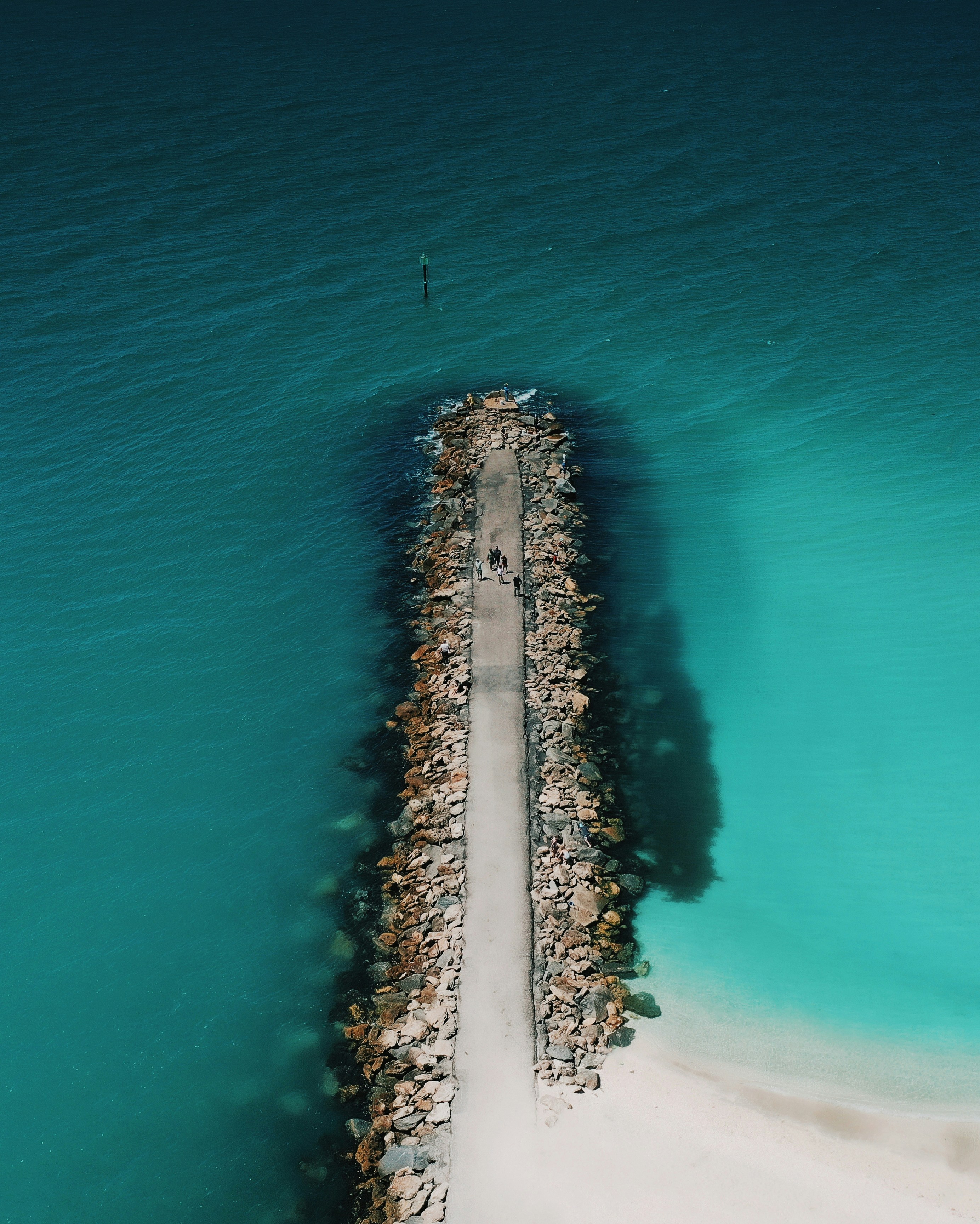 Foto zum Thema Eine Person, die am Strand steht – Kostenloses Bild zu ...