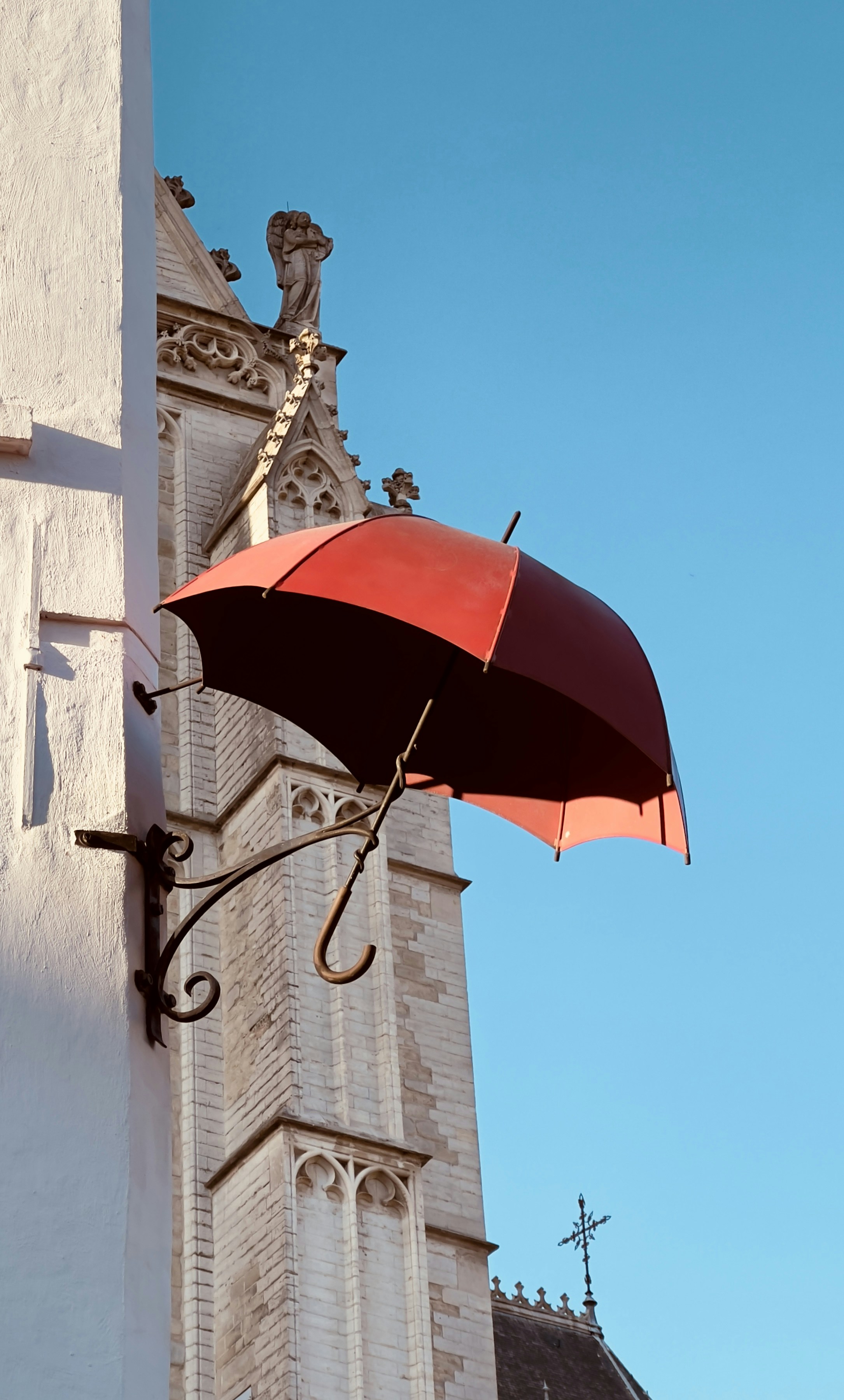 A red umbrella on a building photo – Free België Image on Unsplash
