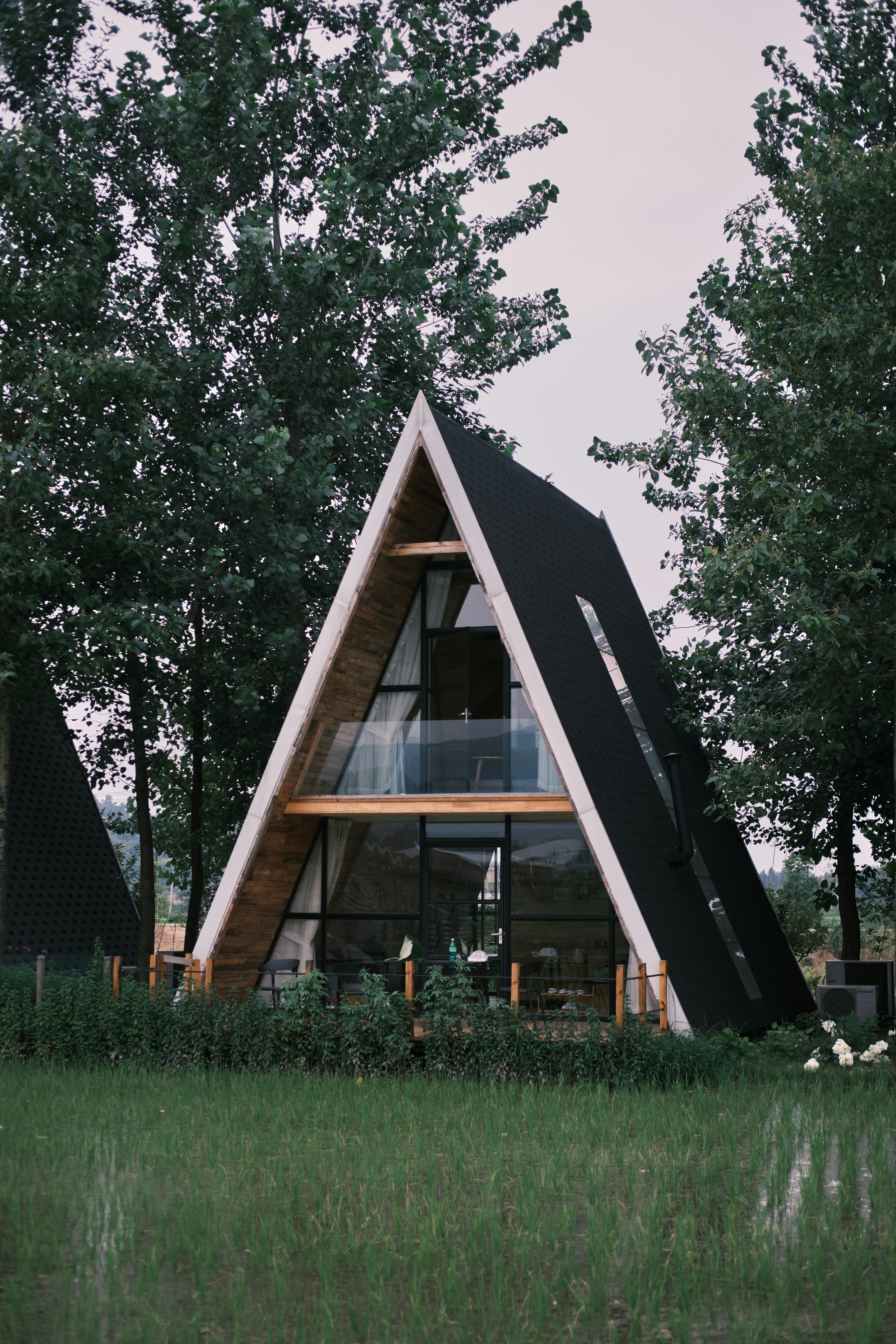 Foto Una casa con techo triangular – Imagen Gris gratis en Unsplash