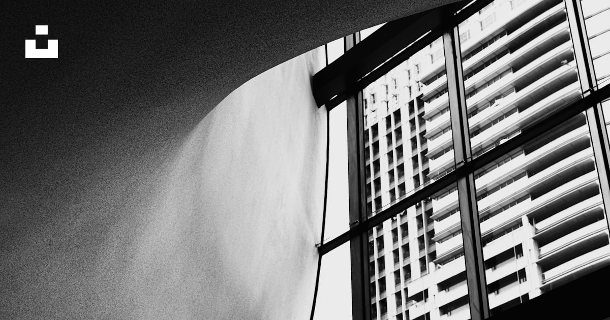 Foto Un Edificio Alto Con Una Torre Alta Imagen 台灣 Gratis En Unsplash