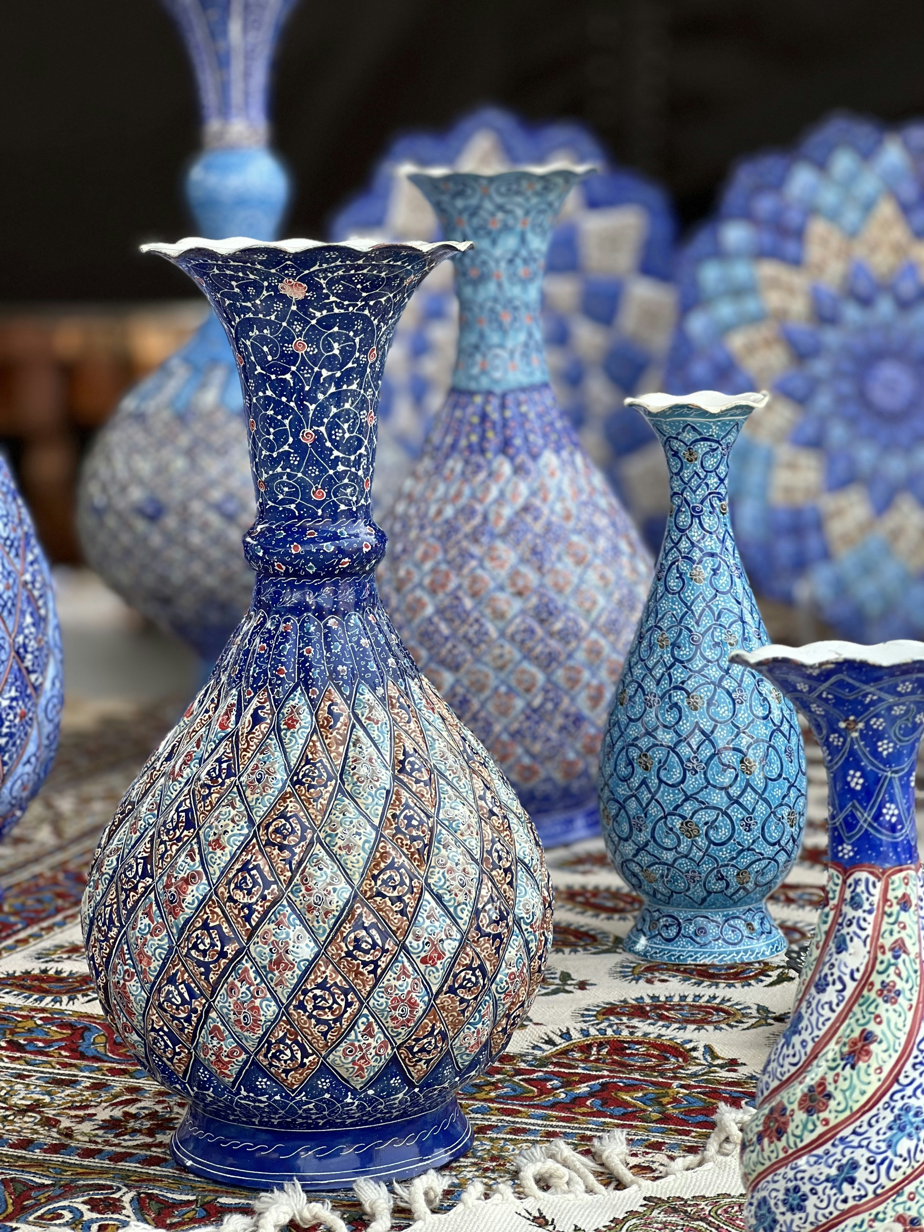 A group of vases sit on a table photo – Free Vase Image on Unsplash