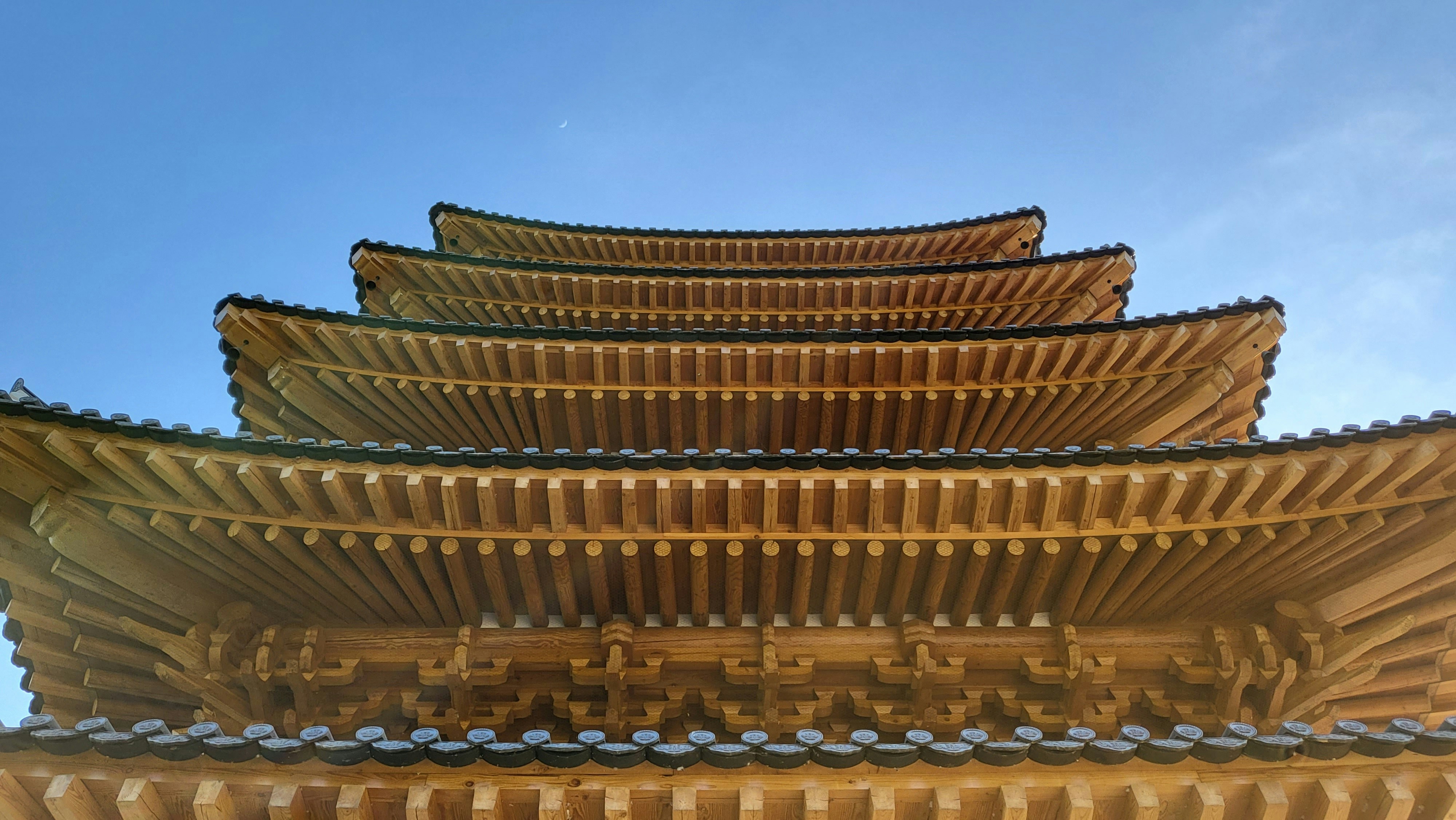 A large building with many columns photo – Free Pagoda Image on Unsplash