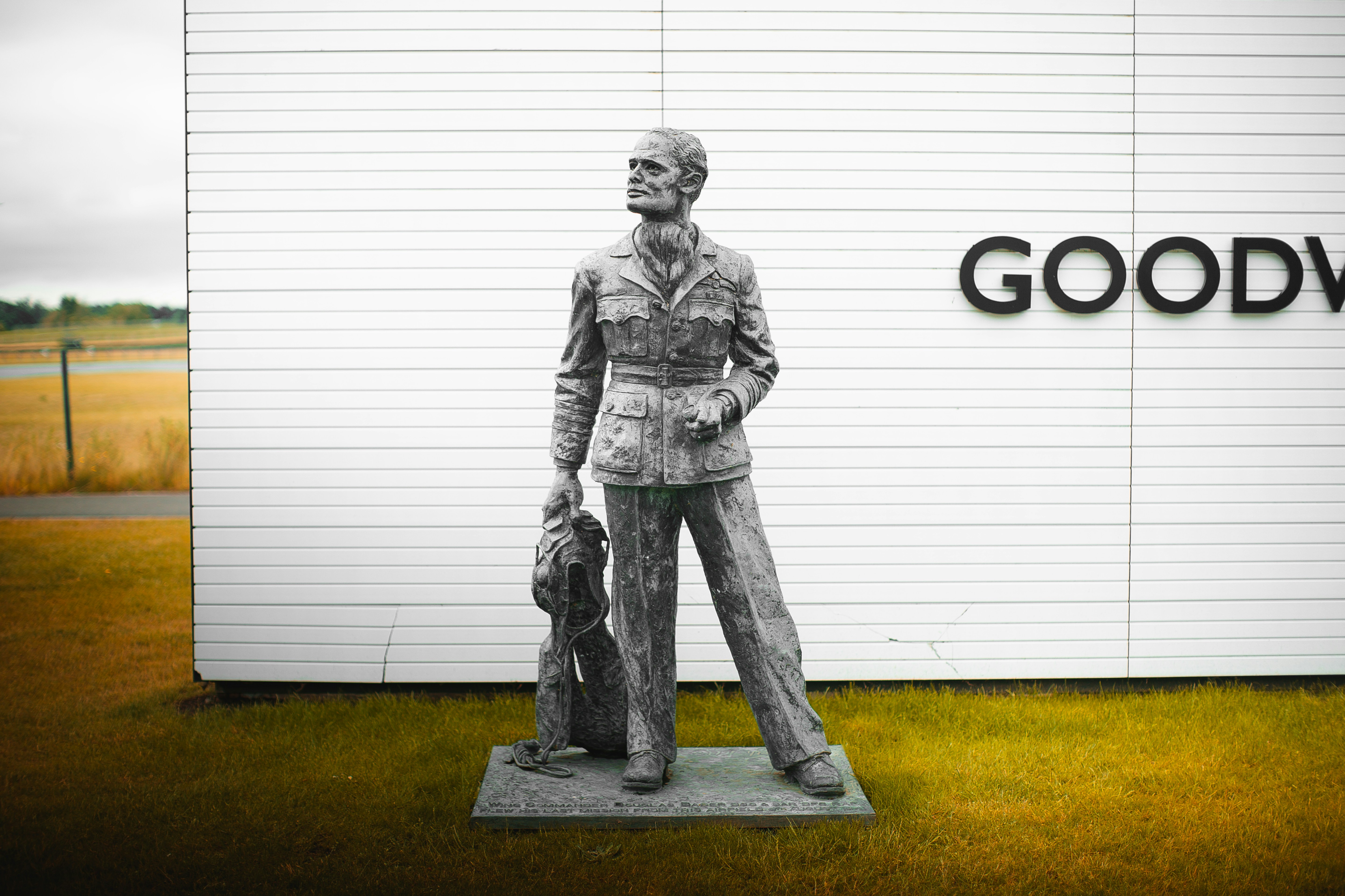 A statue of a man photo – Free Statue Image on Unsplash