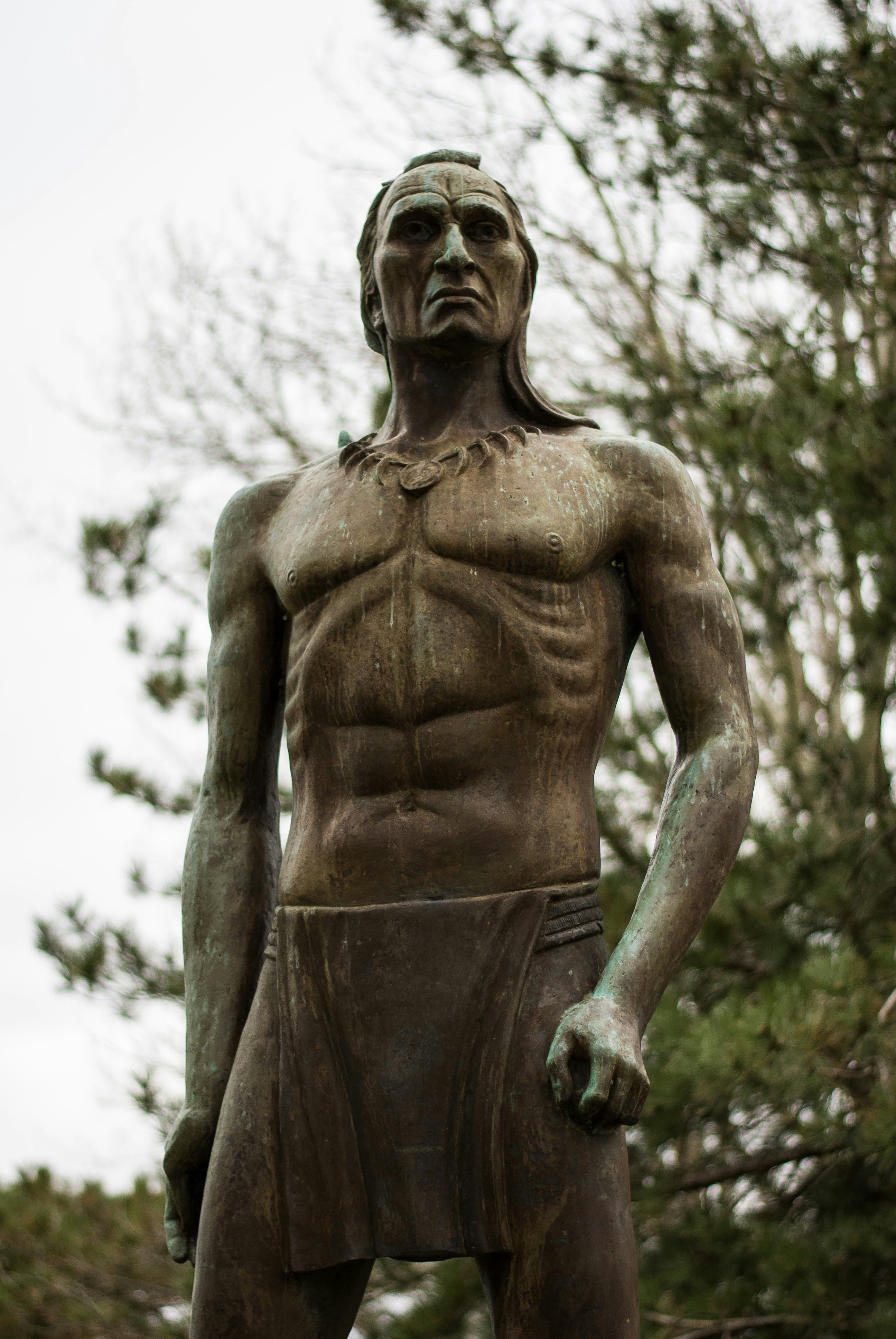 Foto Una estatua de una persona – Imagen Indiana gratis en Unsplash