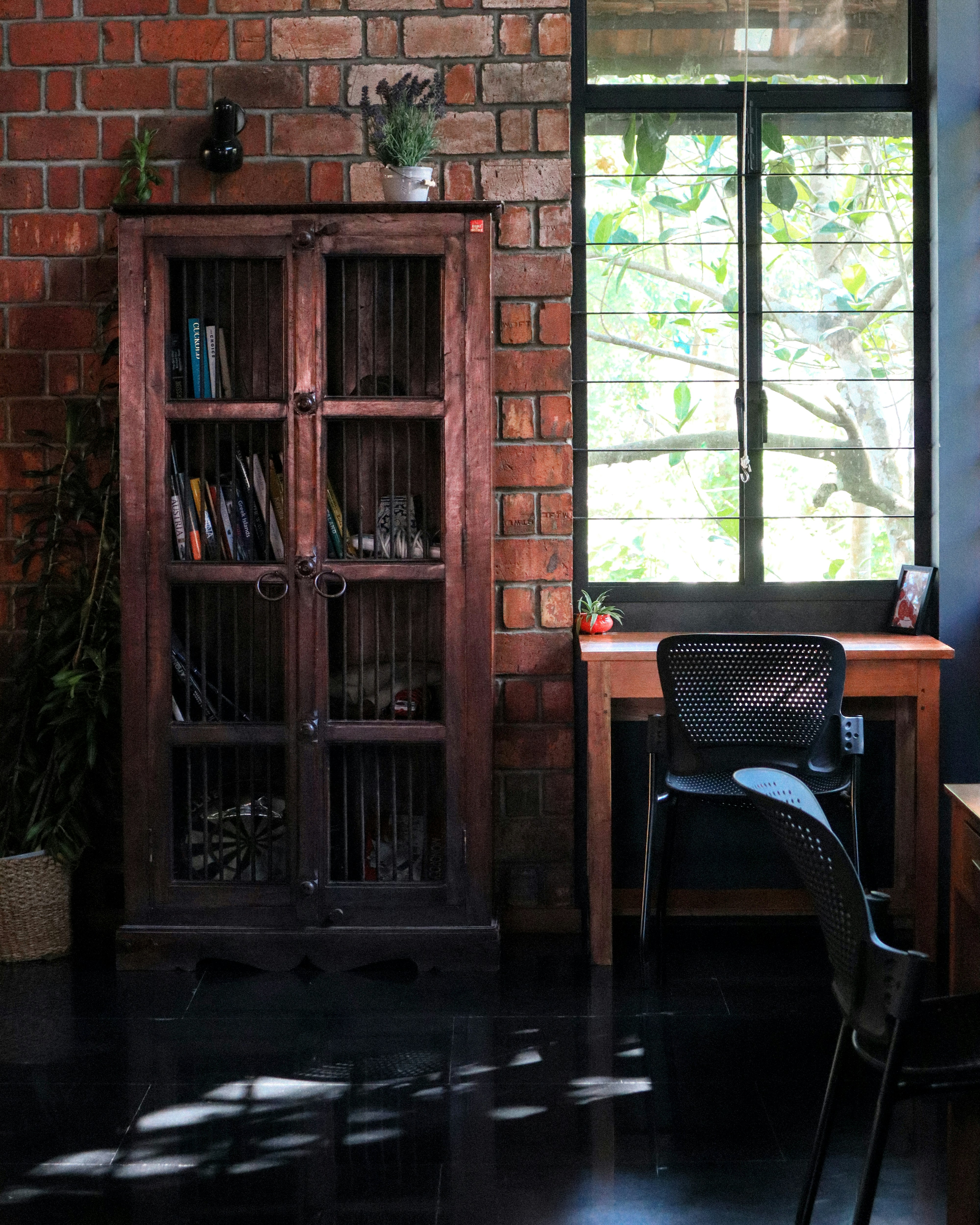 Une armoire en bois avec une chaise et une table devant elle photo ...