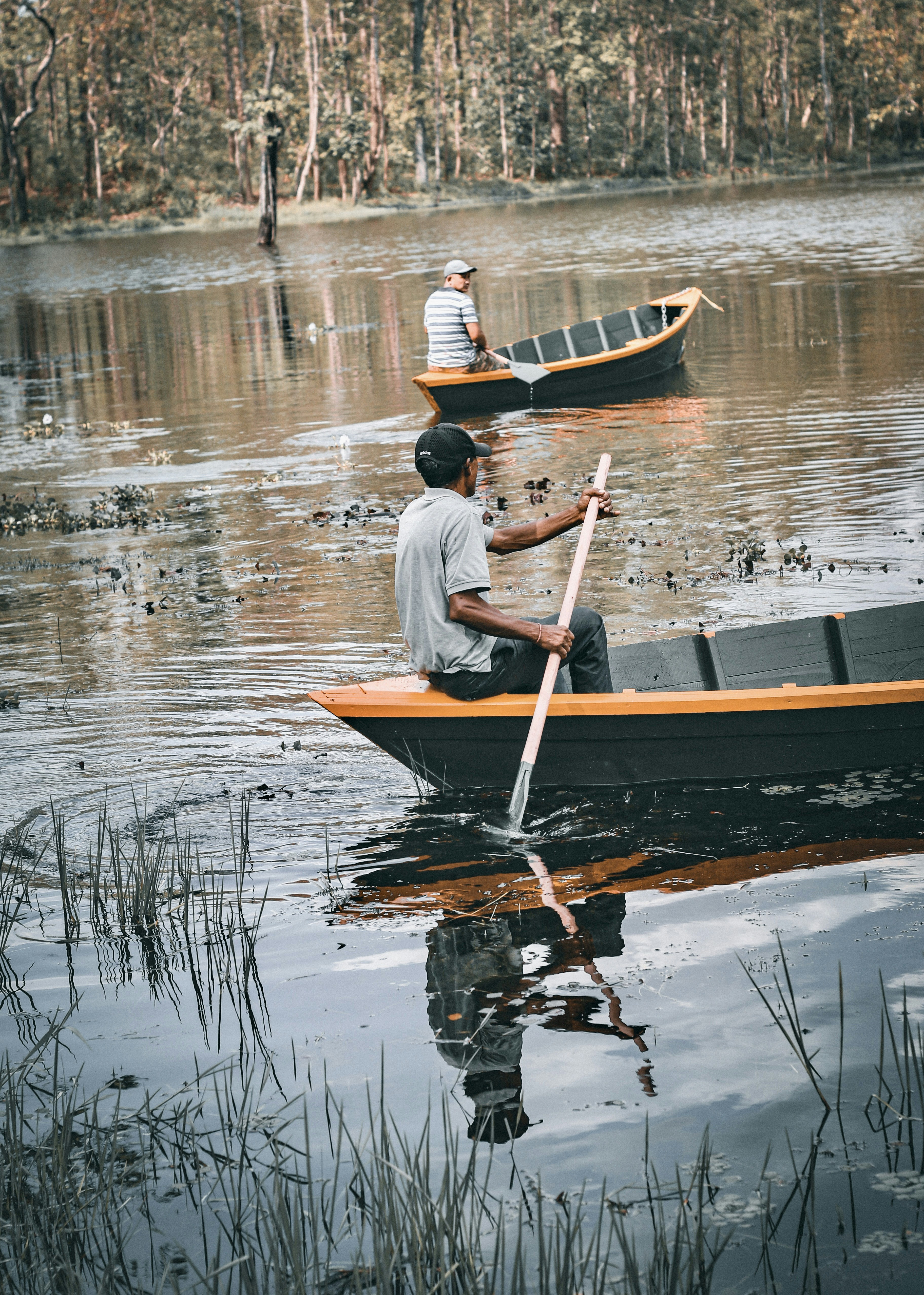 Un par de hombres remando en canoa en un lago foto – Imagen de Humano ...