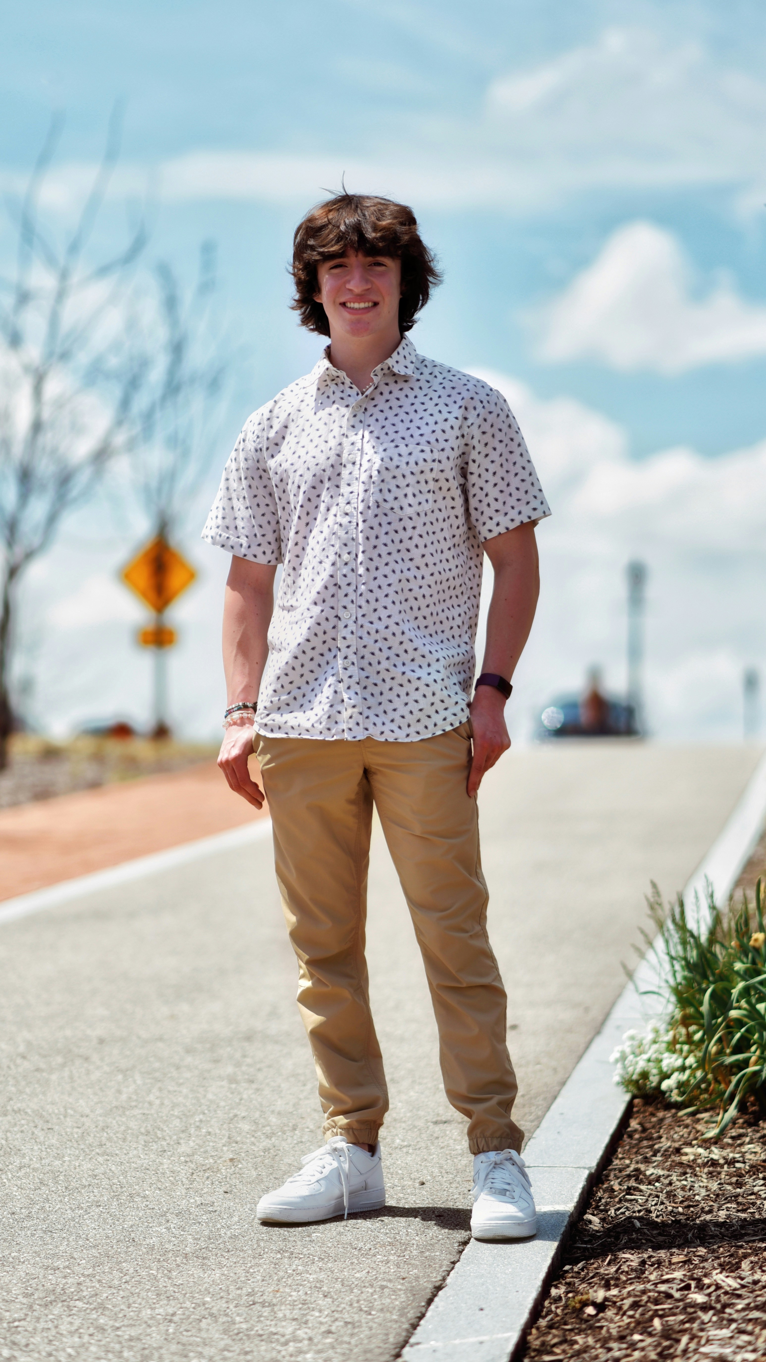 Una persona parada en una acera foto – Imagen de Persona gratuita en ...